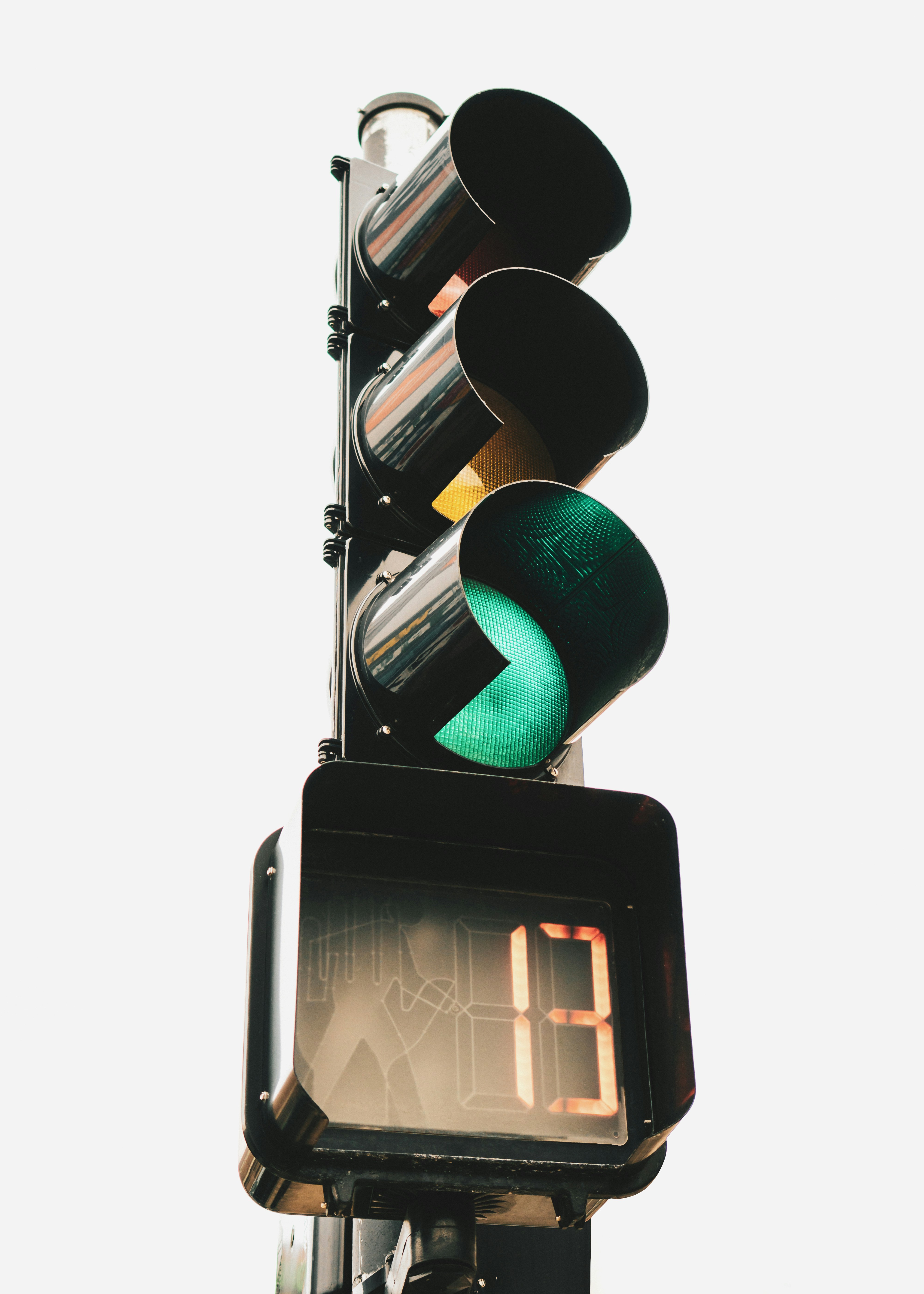Traffic light displaying green signal with a countdown timer indicating 13 seconds remaining.
