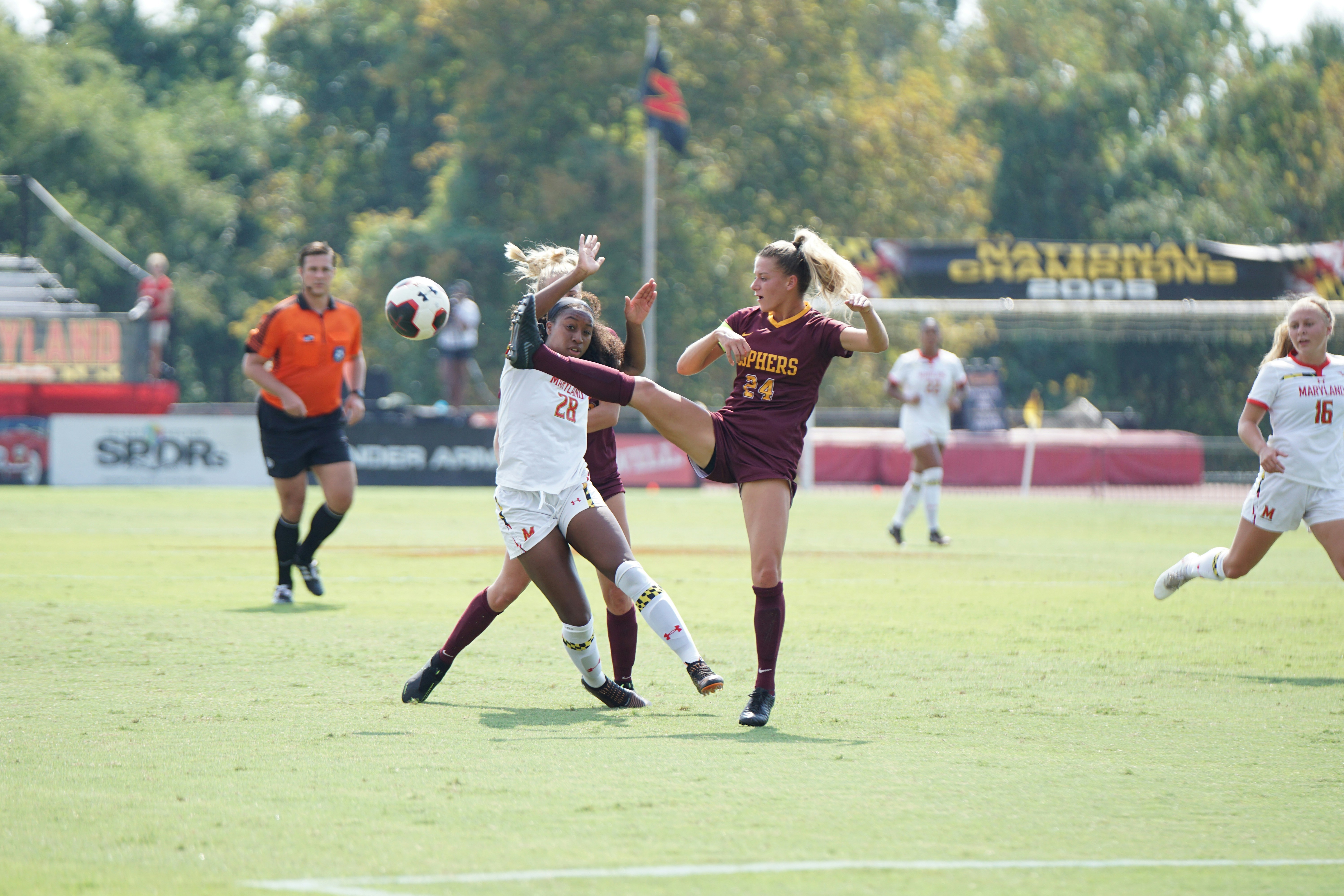 Foto Mujer pateando una pelota de fútbol frente a la cara de otra mujer ...