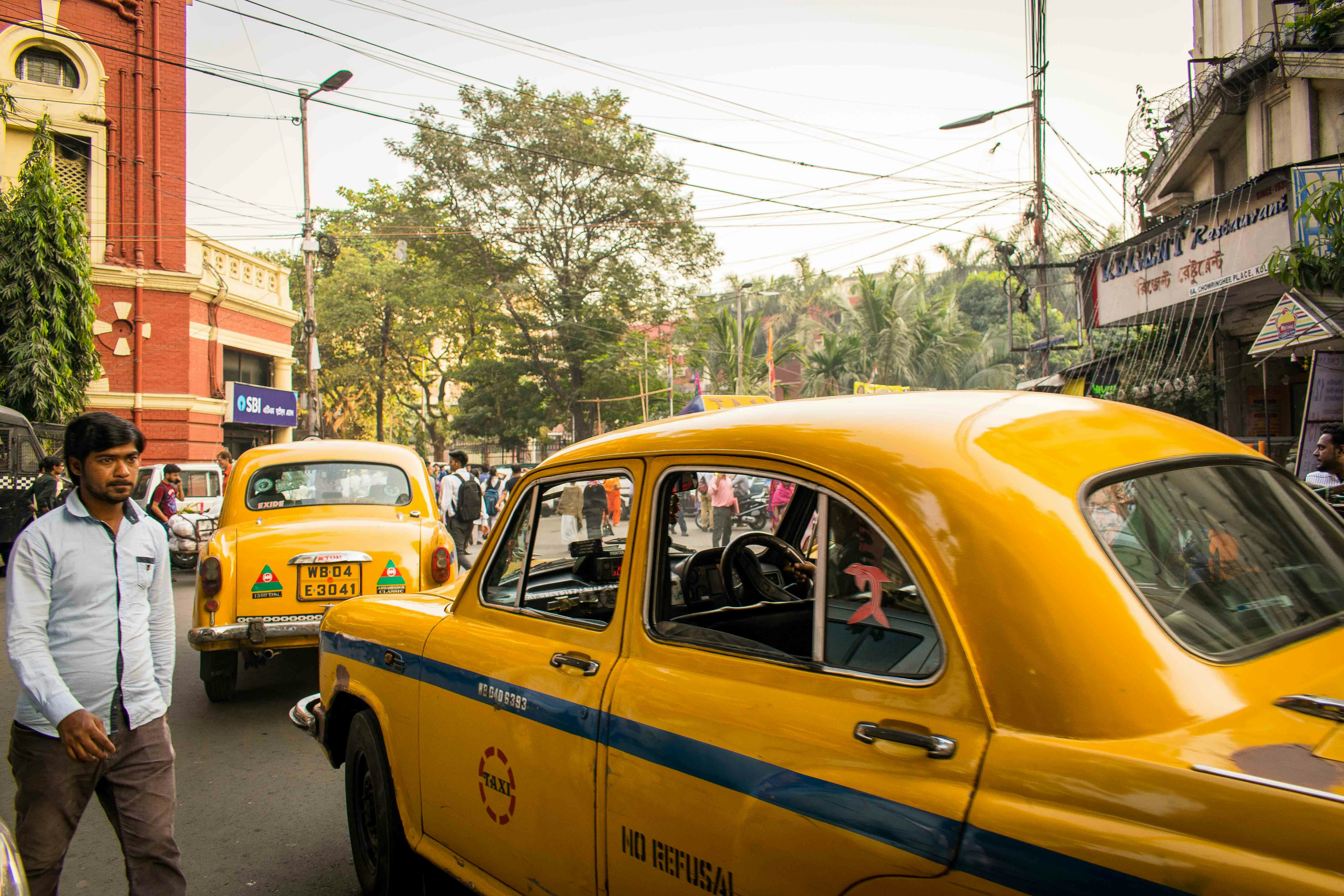 Hombre cerca de Yellow Taxi foto – Imagen de Humano gratuita en Unsplash