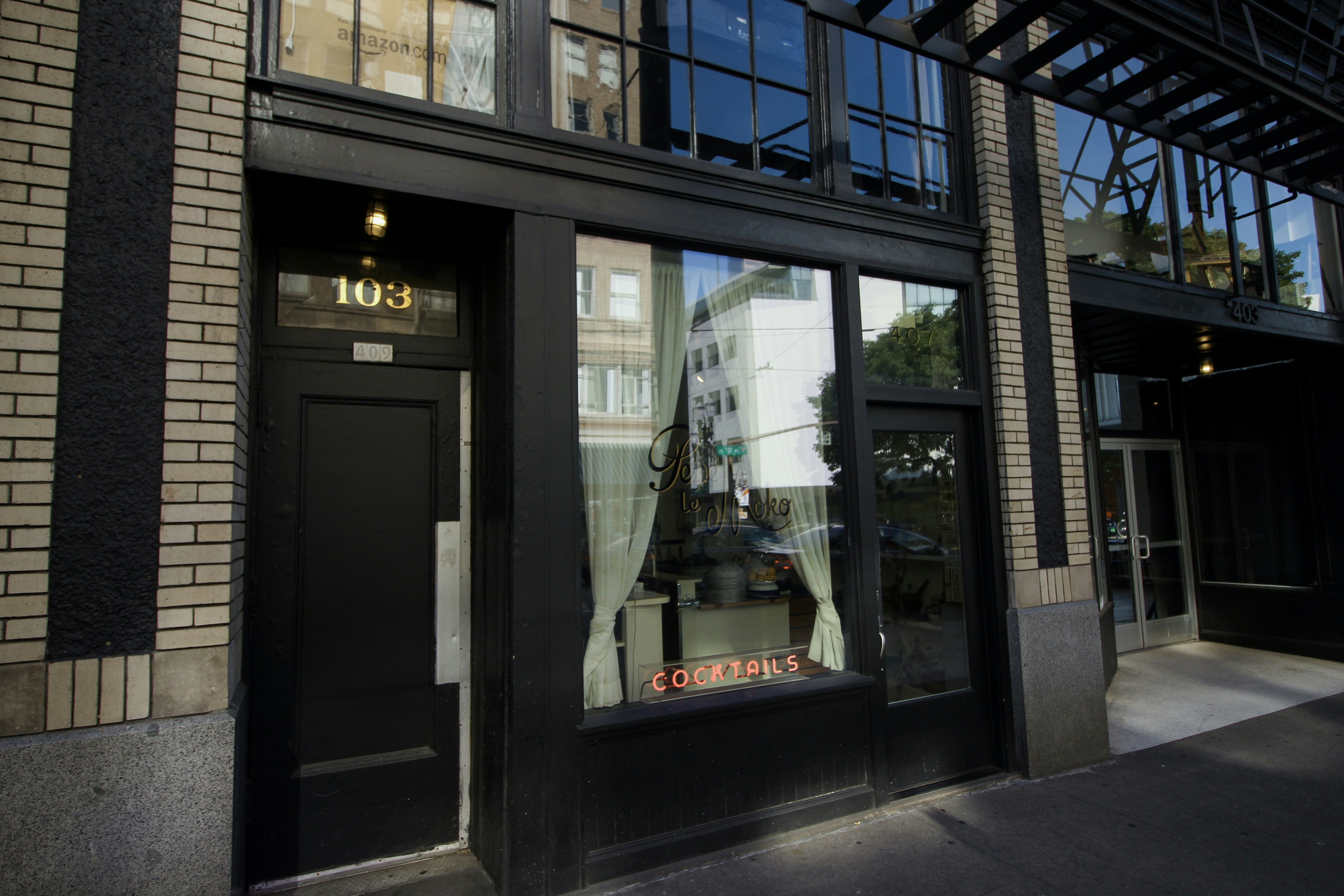 검은 나무 문 사진 – Unsplash의 무료 건물 이미지