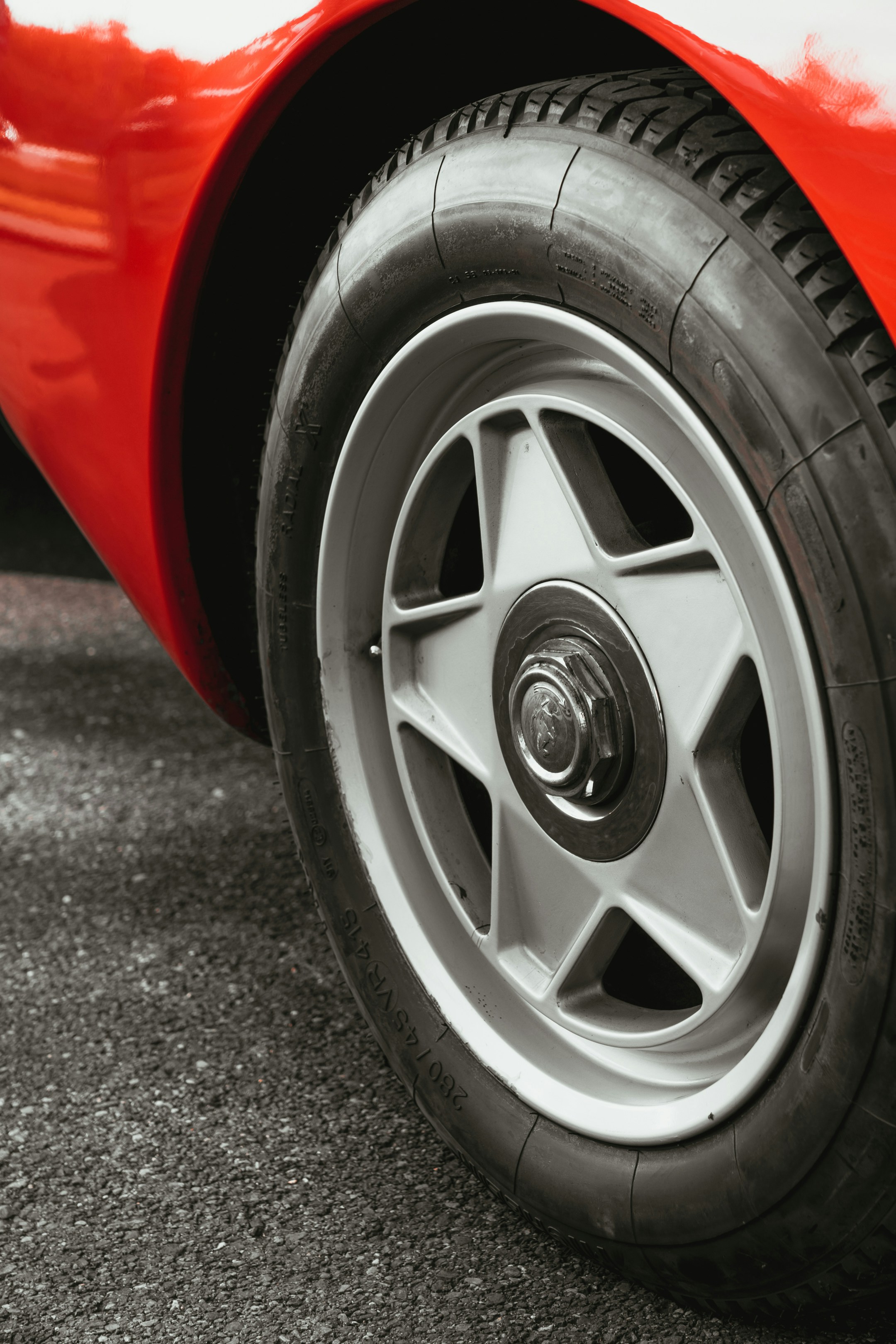 Gray 5-spoke vehicle and tire photo – Free Grey Image on Unsplash