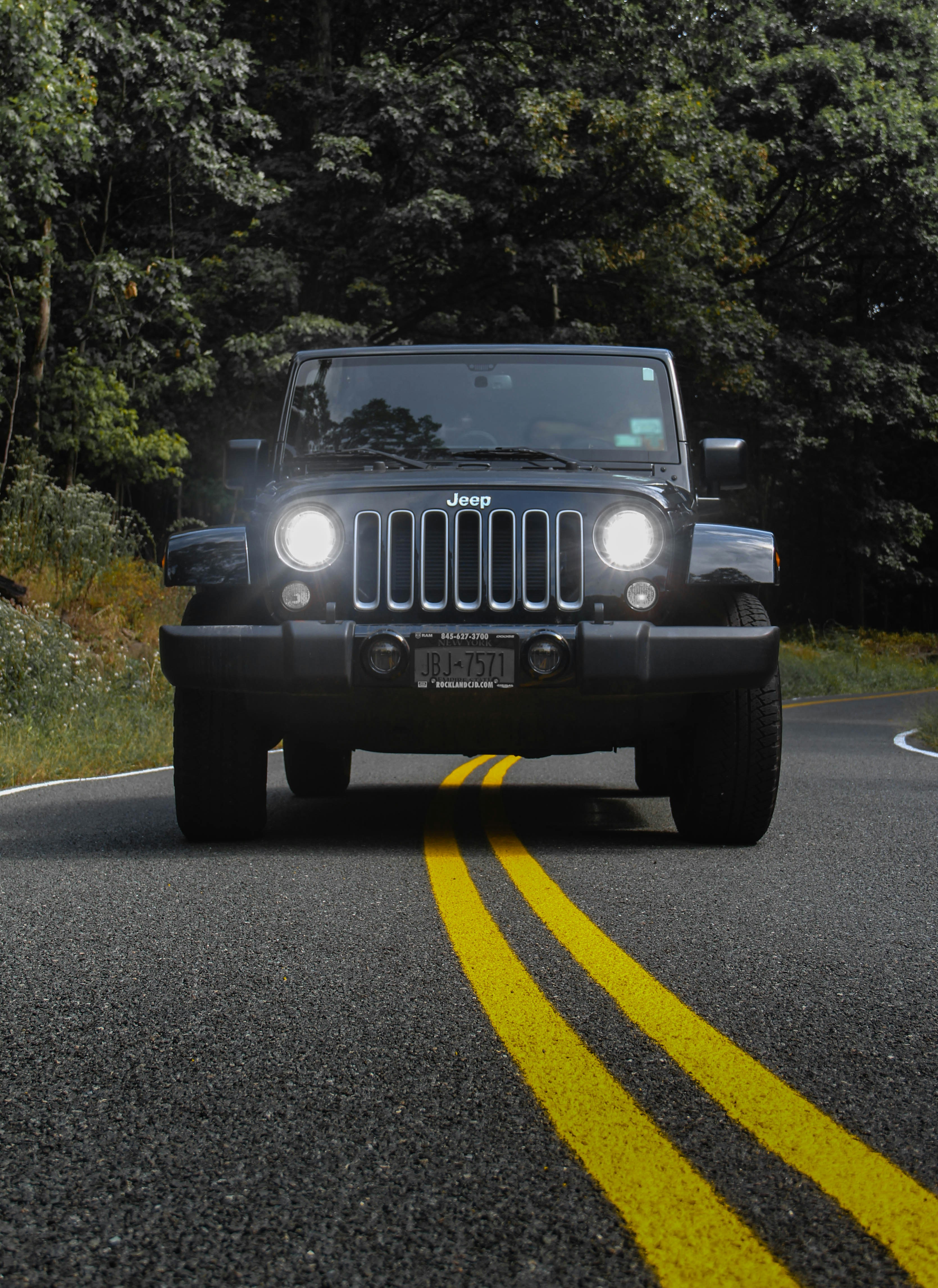 Grey Jeep Wrangler on road photo – Free Asphalt Image on Unsplash