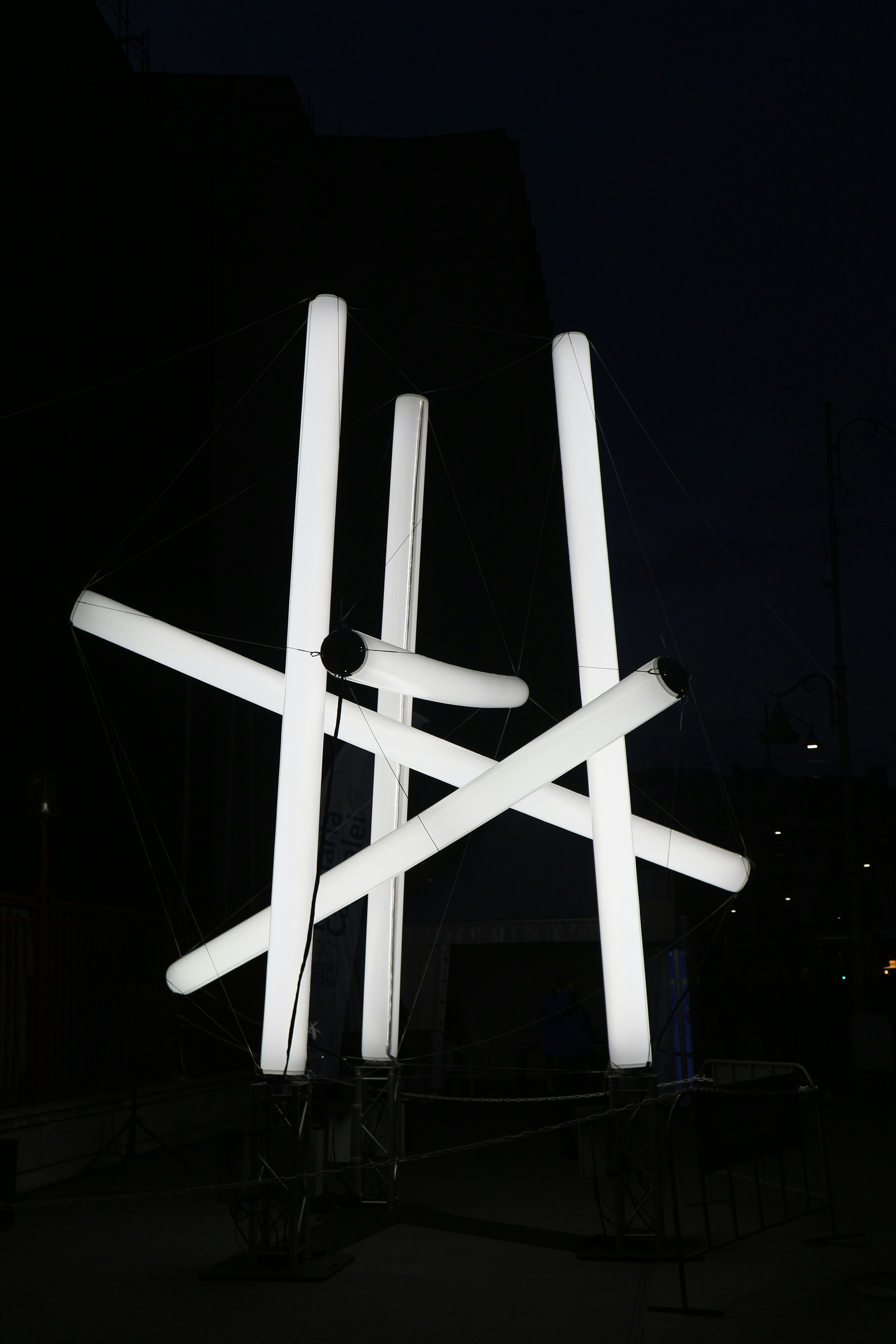 Luminous Lattice: Nighttime Geometry of an Abstract Tube Sculpture