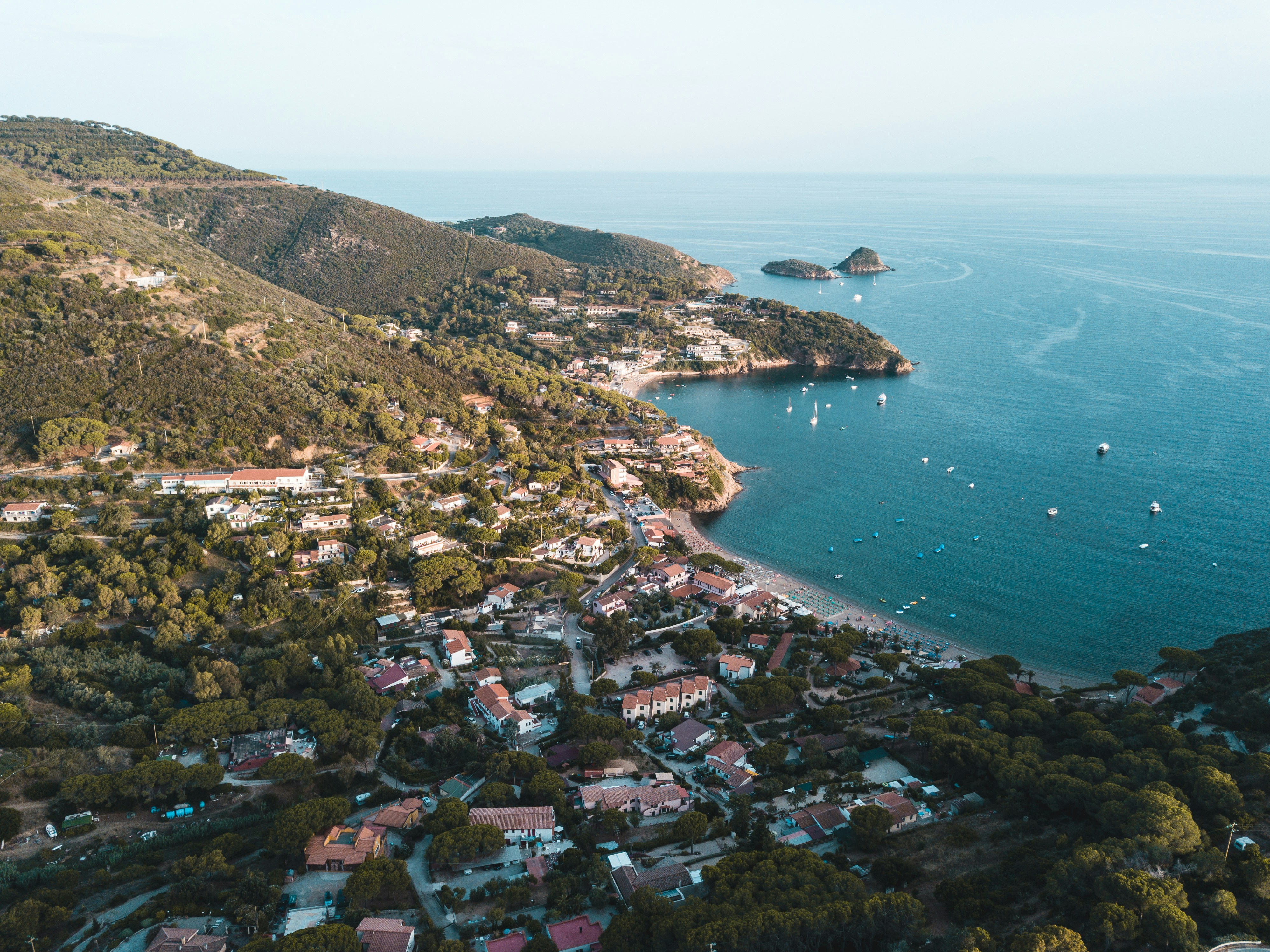 Foto Fotografía aérea de casas cerca del mar – Imagen Paisaje gratis en ...