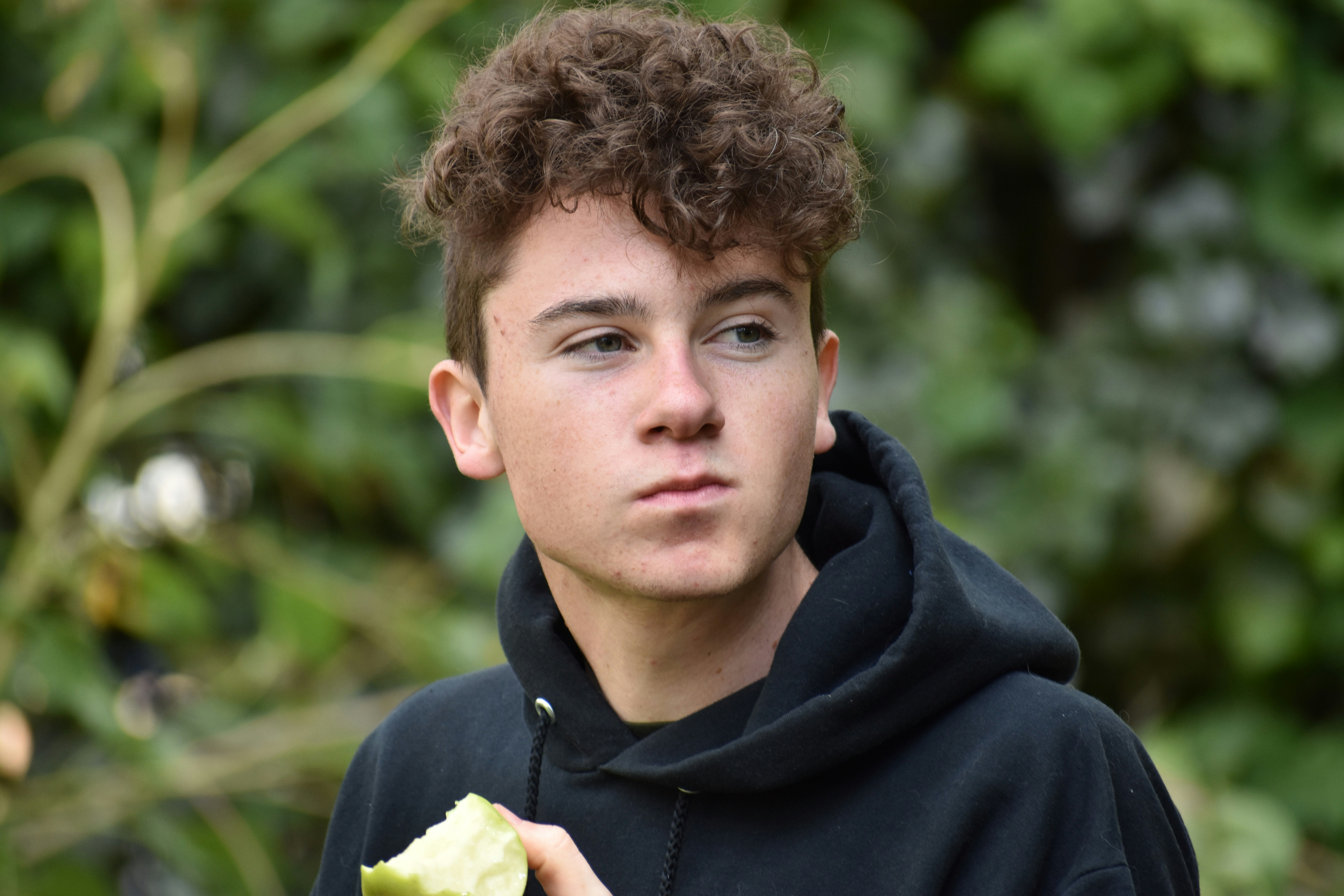 Foto Hombre mirando a su izquierda – Imagen Persona gratis en Unsplash