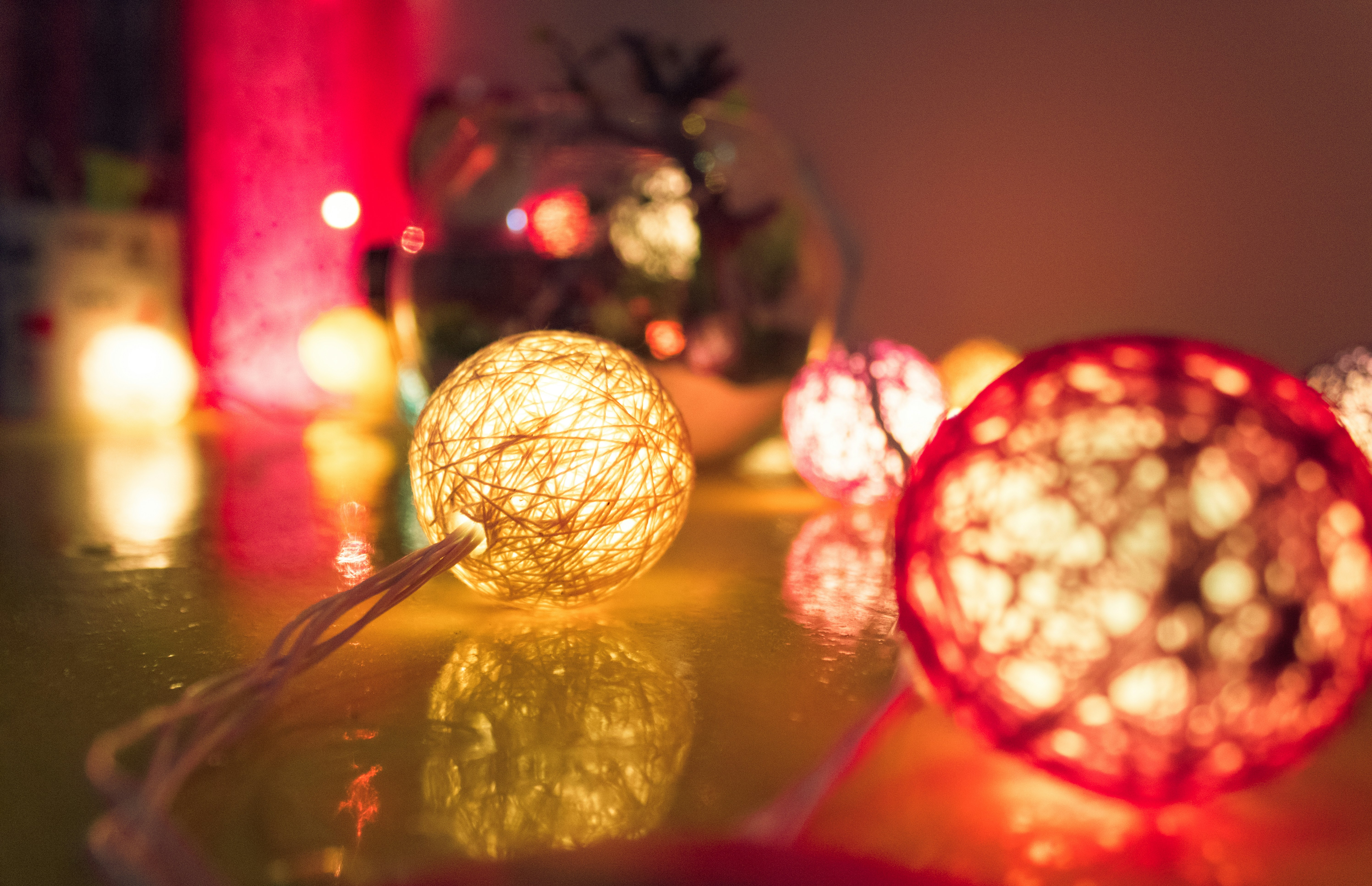 Boules LED jaunes et rouges photo – Photo Sphère Gratuite sur Unsplash