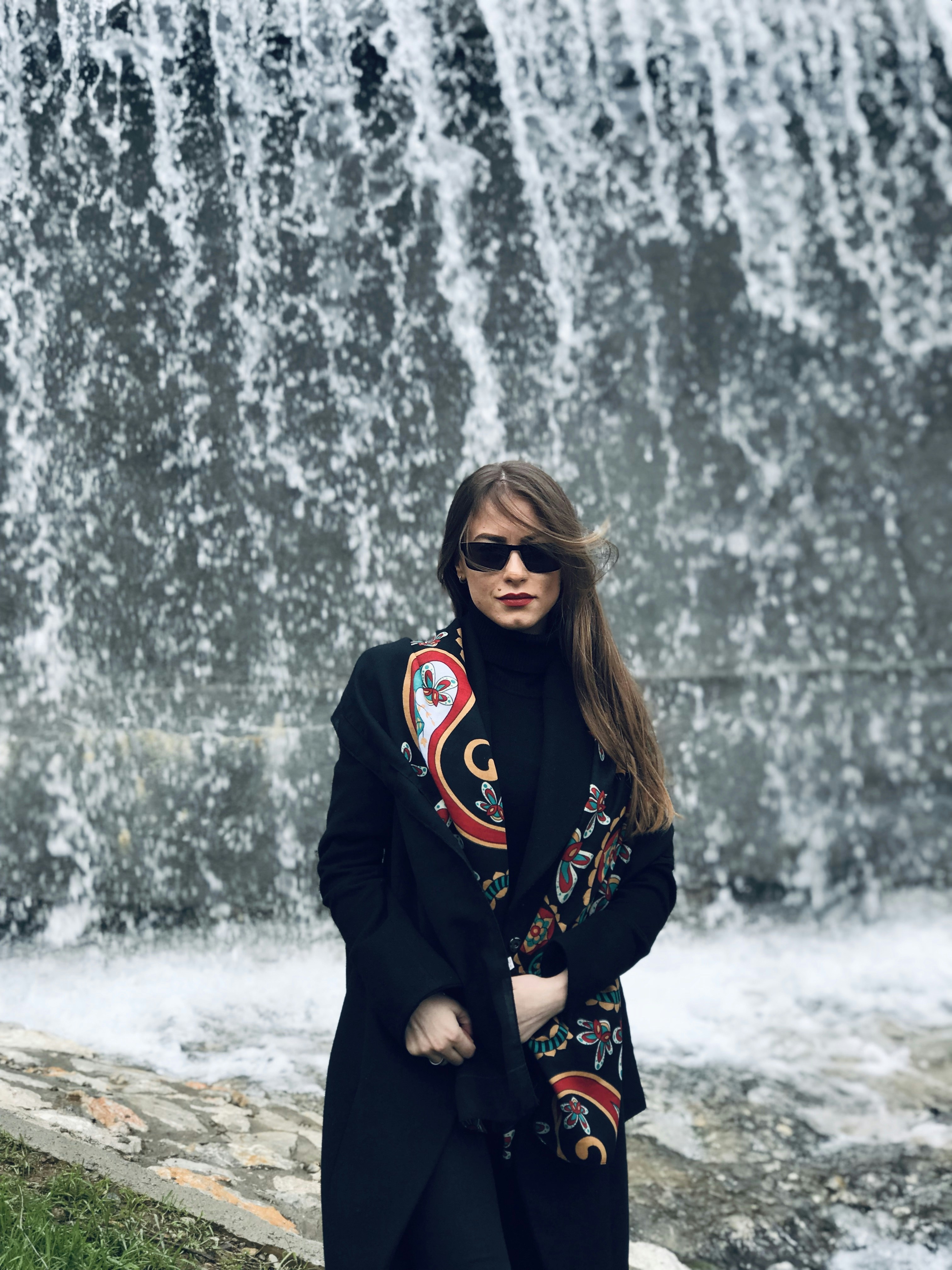 Woman standing outdoors photo – Free Burimi i istogut Image on Unsplash