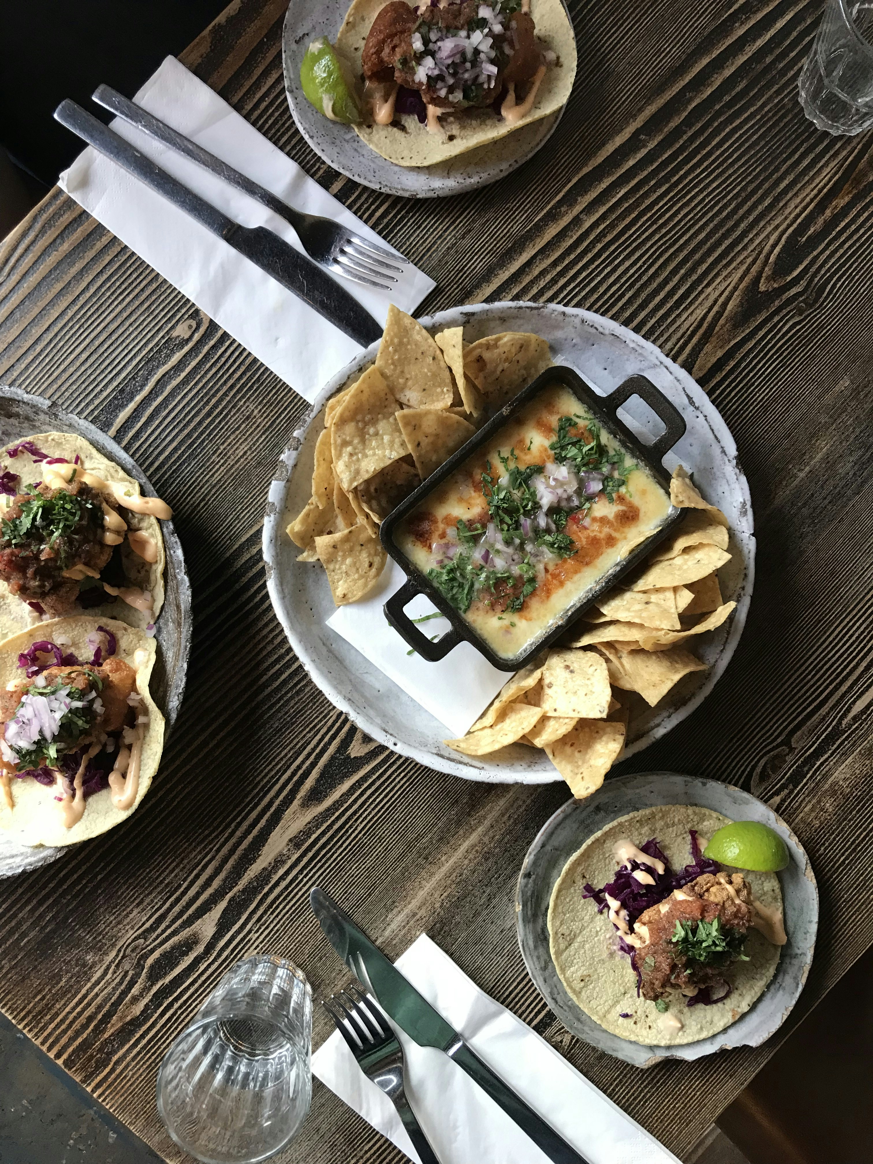 Foto Alimentos variados en los platos – Imagen Alimento gratis en Unsplash