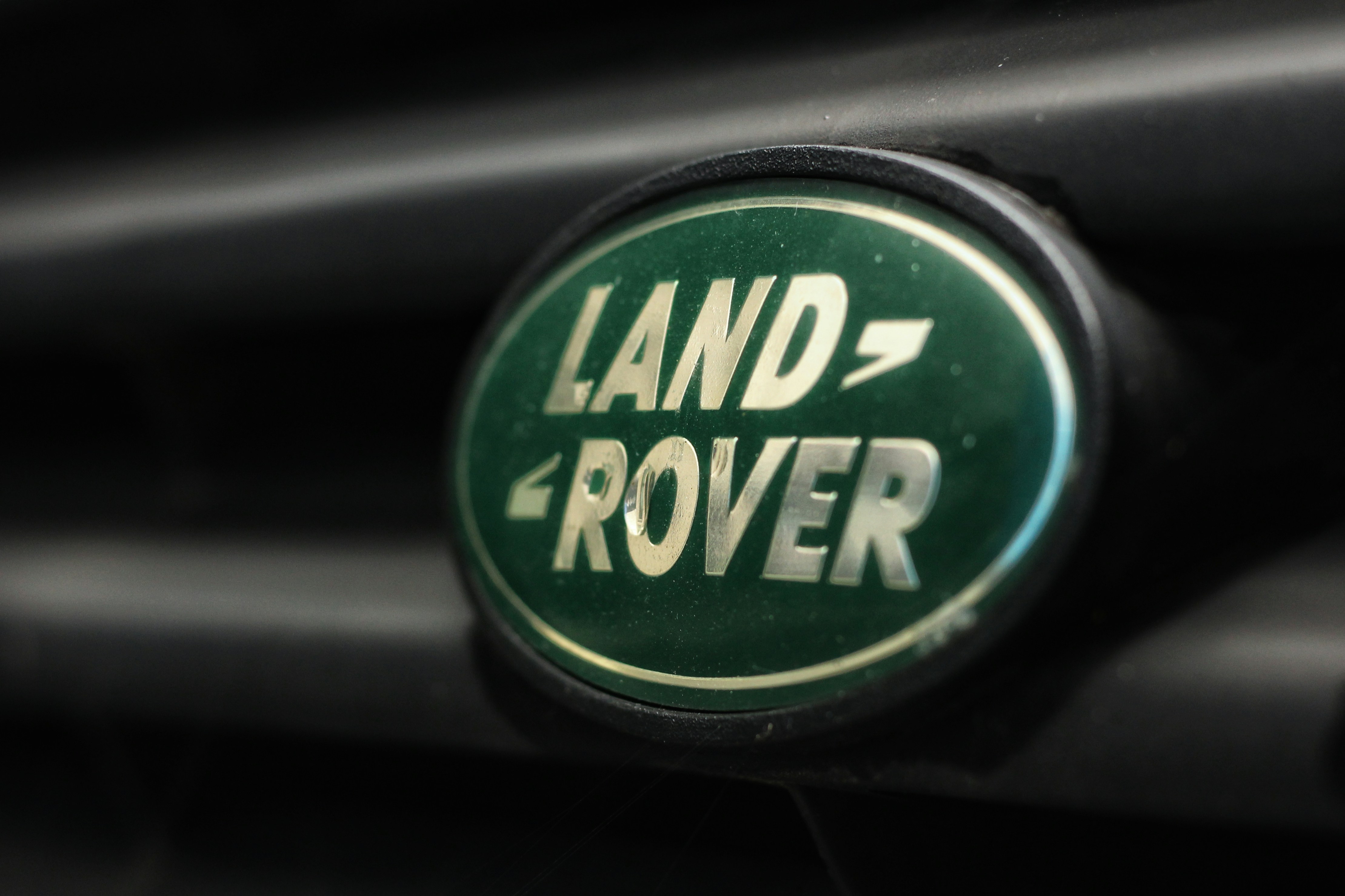 Land Rover emblem photo – Free London Image on Unsplash