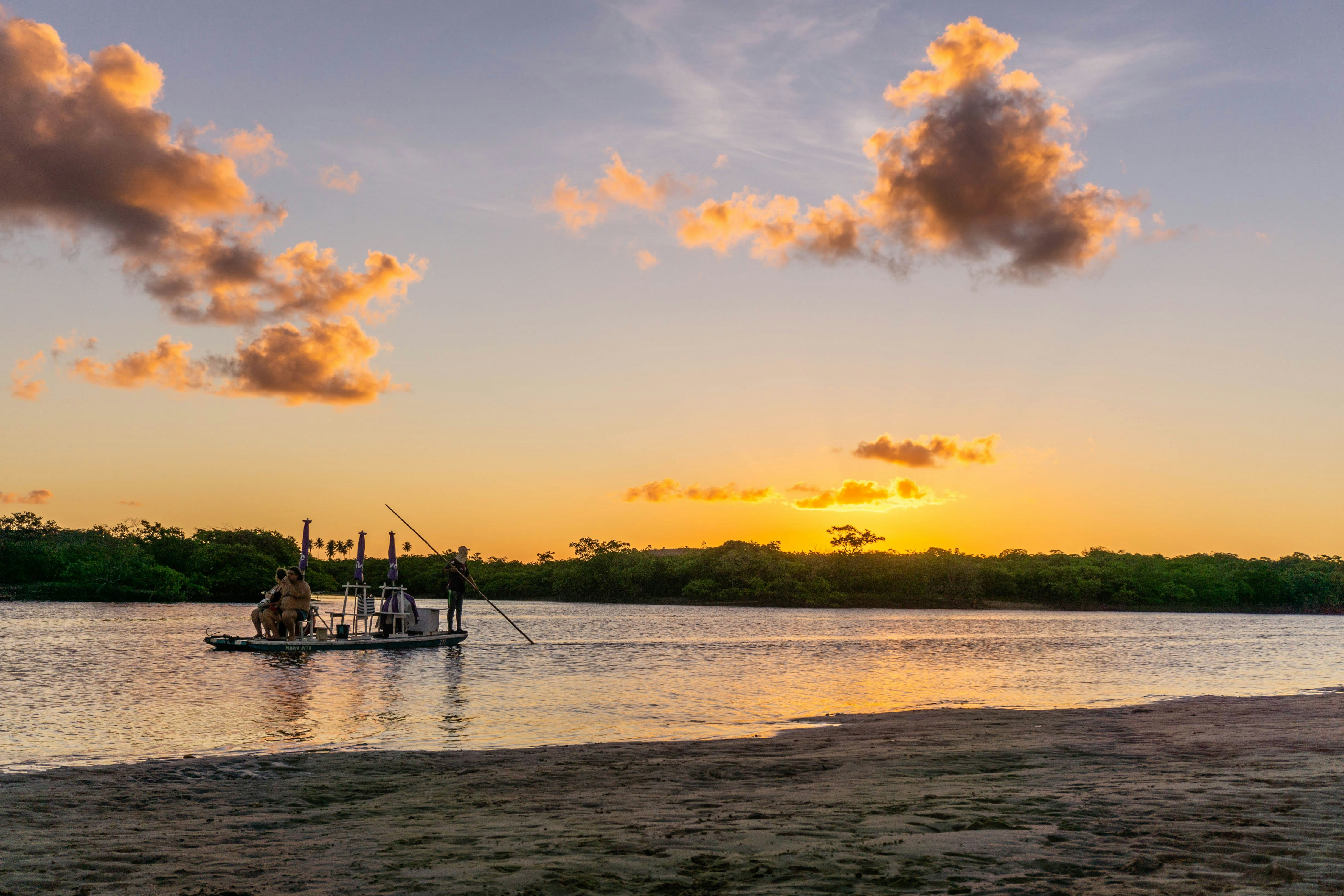 Foto El barco navega por el río durante la hora dorada – Imagen Agua ...