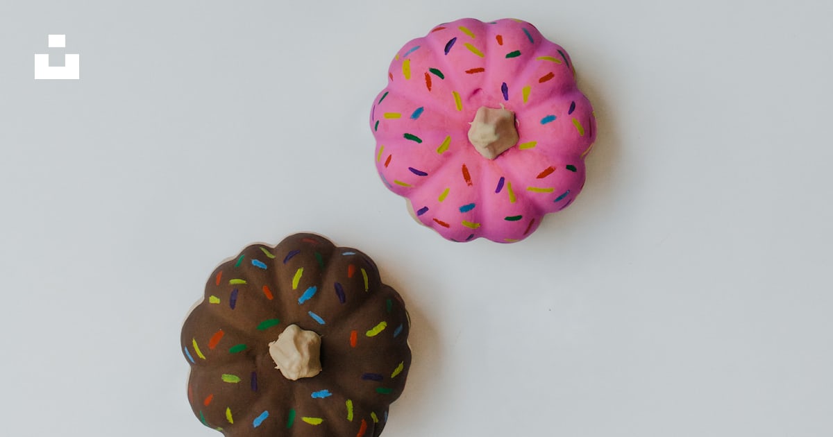 Foto Zum Thema Zwei Muffins Mit Erdbeer Und Schokoladengeschmack