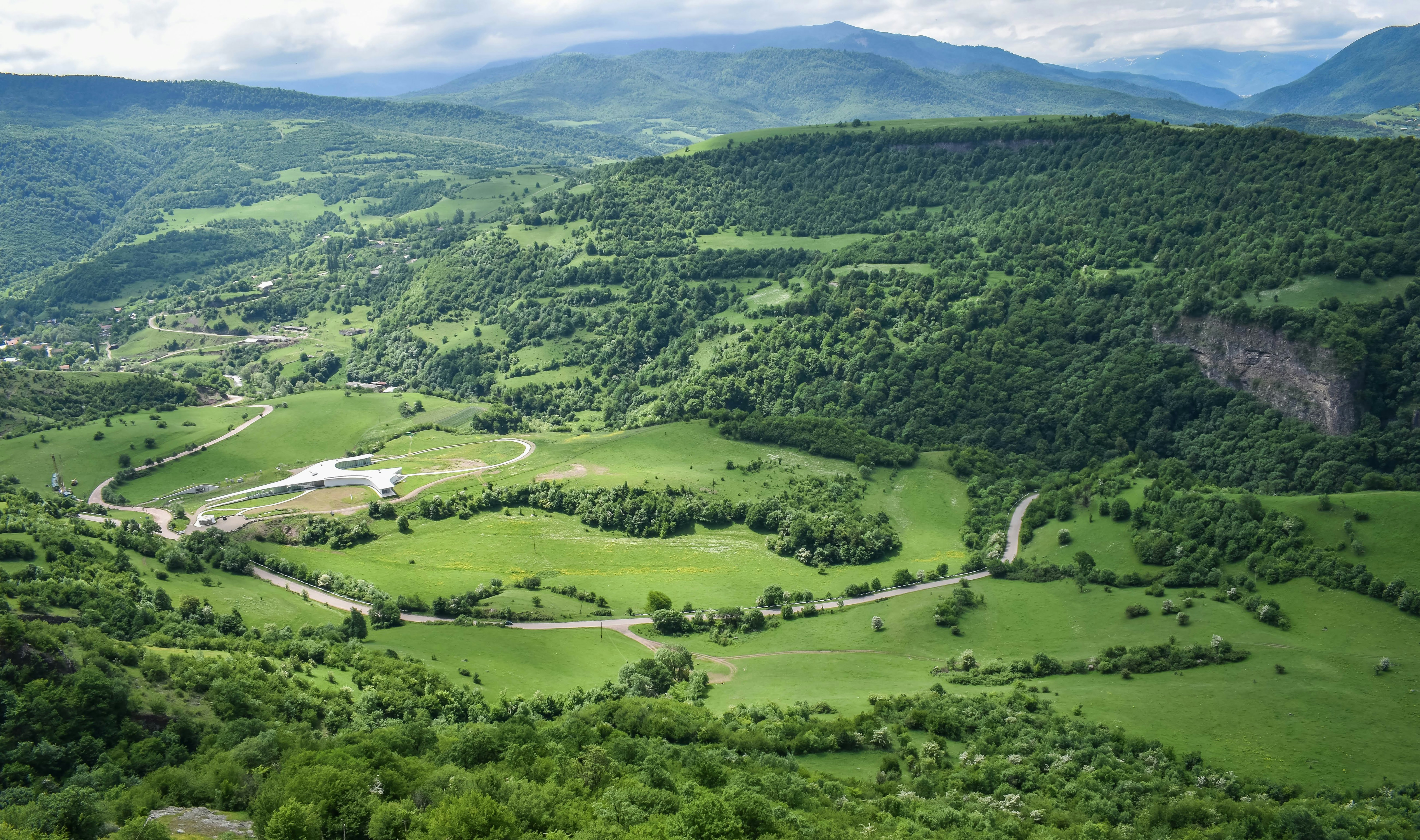 Vue aérienne de l’herbe verte et de la colline photo – Photo Lori ...