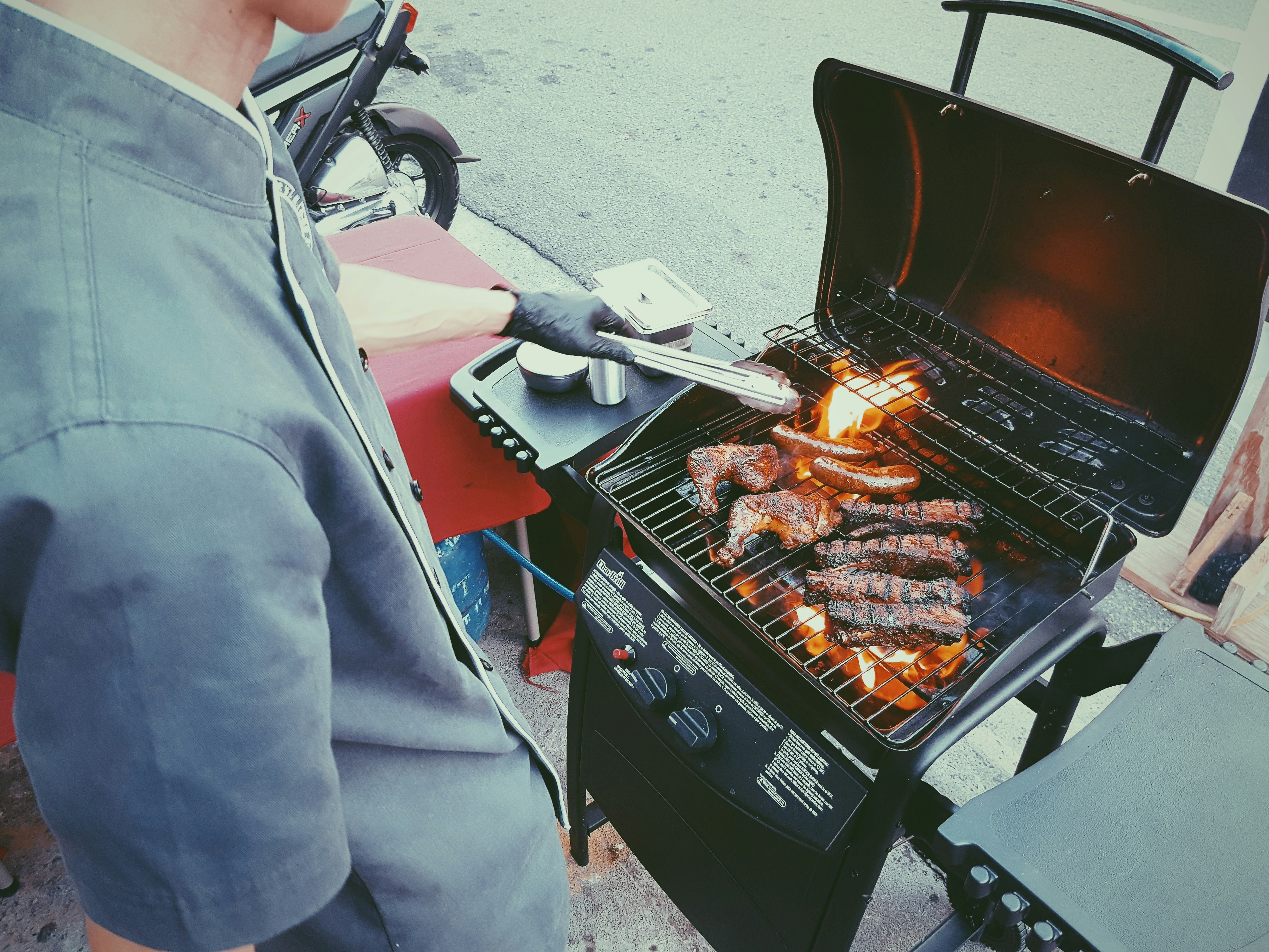 Foto Persona asando carne a la parrilla – Imagen Máquina gratis en Unsplash