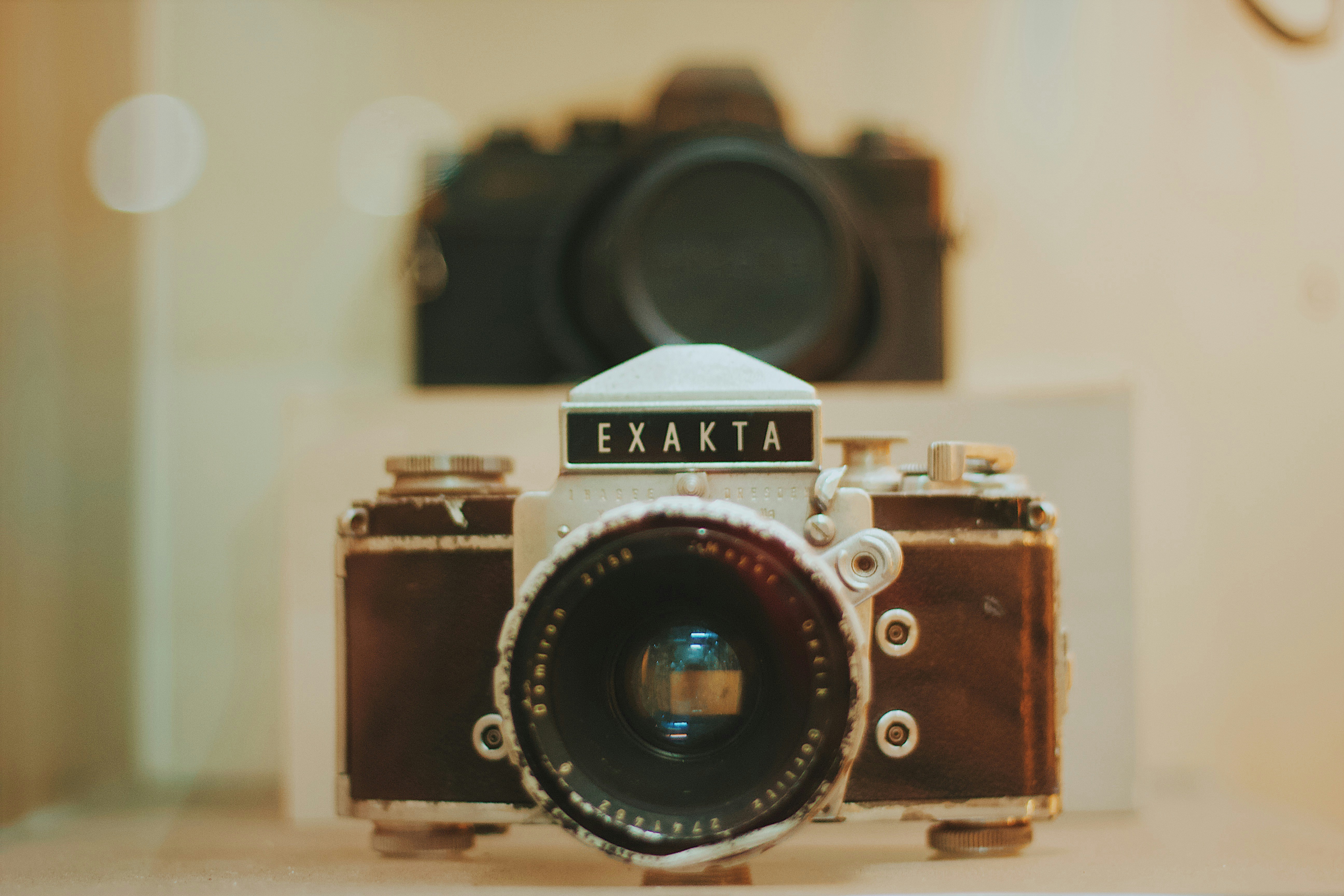 Black and silver Exakta camera photo – Free Vietnam Image on Unsplash