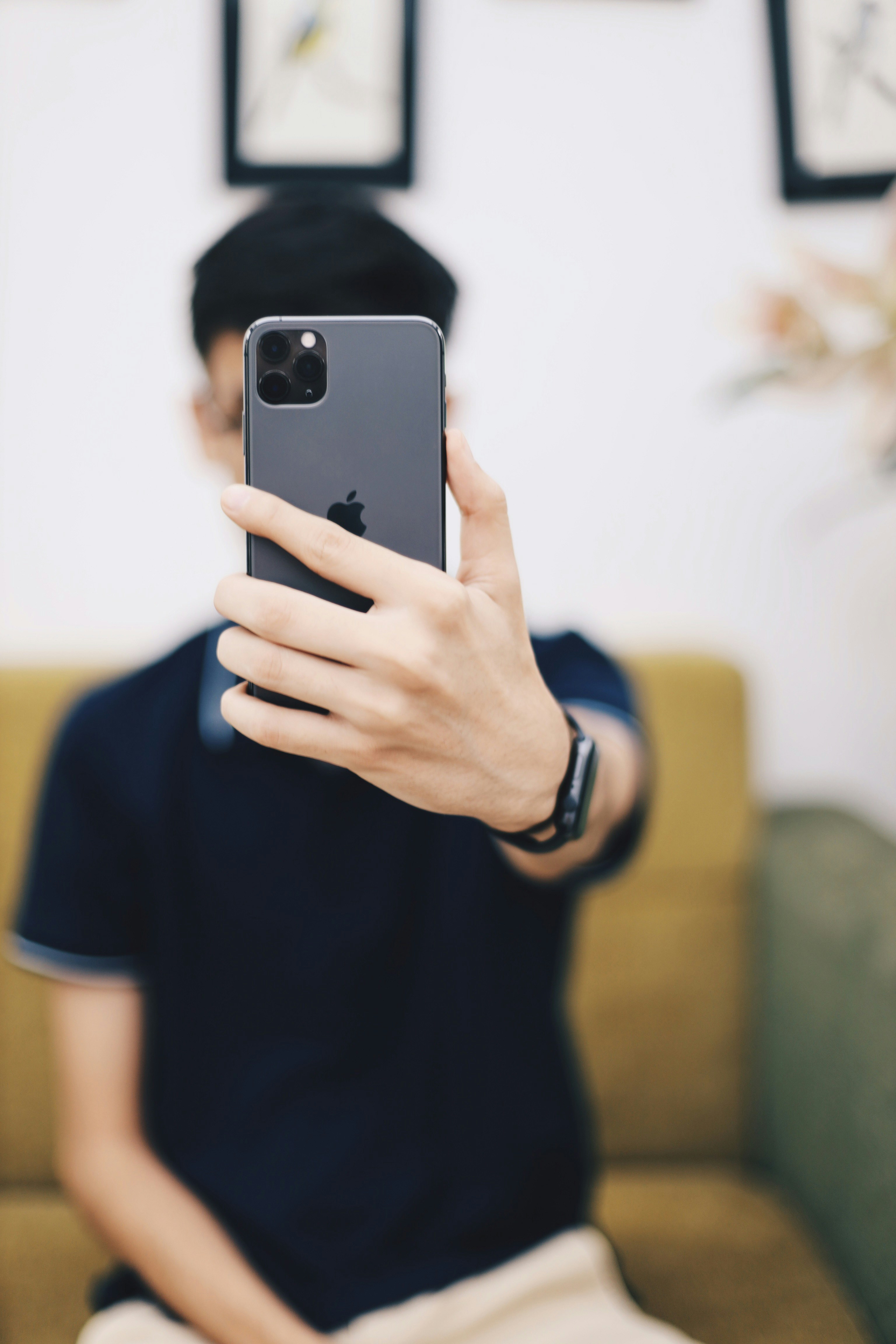 Man holding iPhone 11 photo – Free Iphone Image on Unsplash