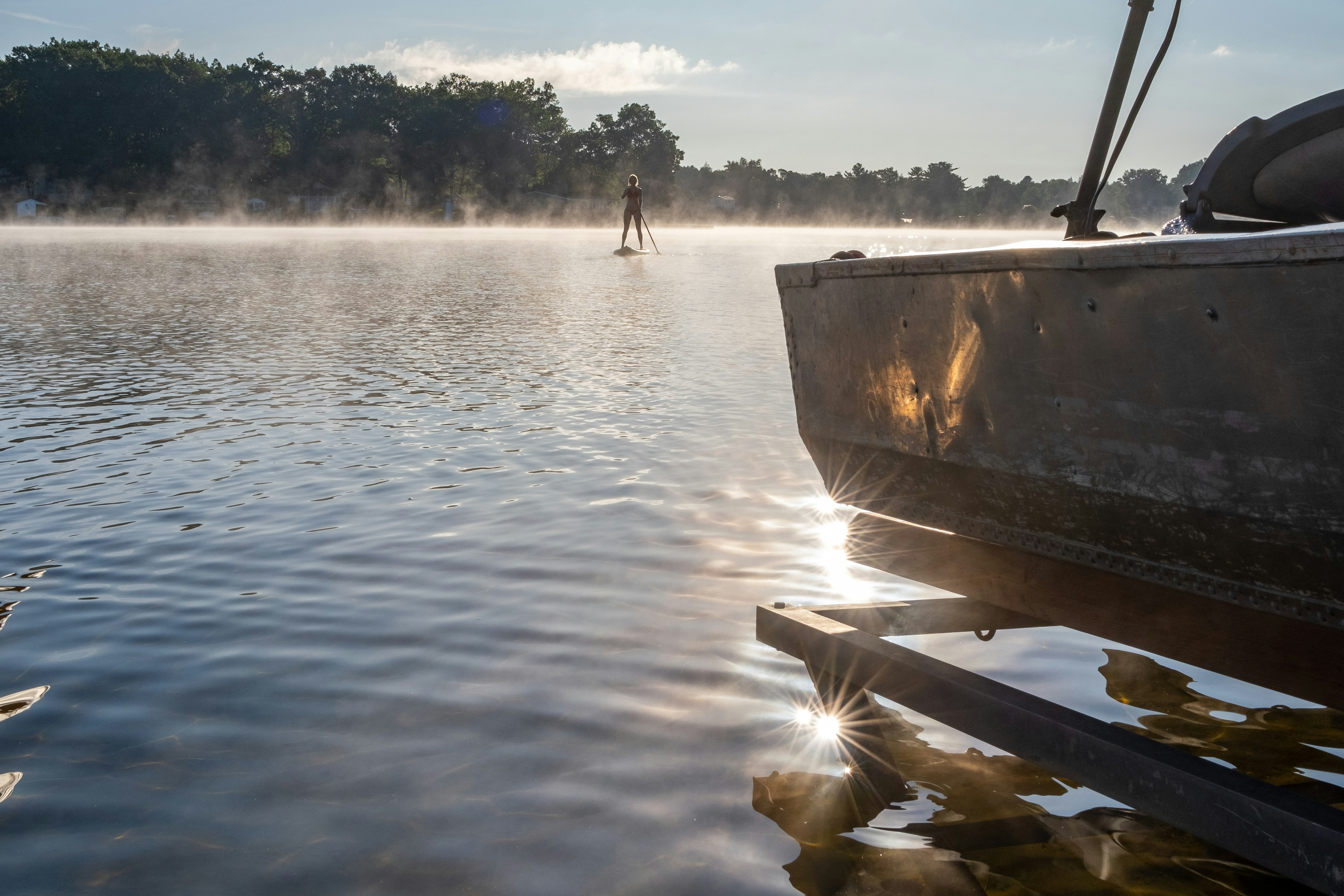 Foto Persona remando en el cuerpo de agua – Imagen Gris gratis en Unsplash