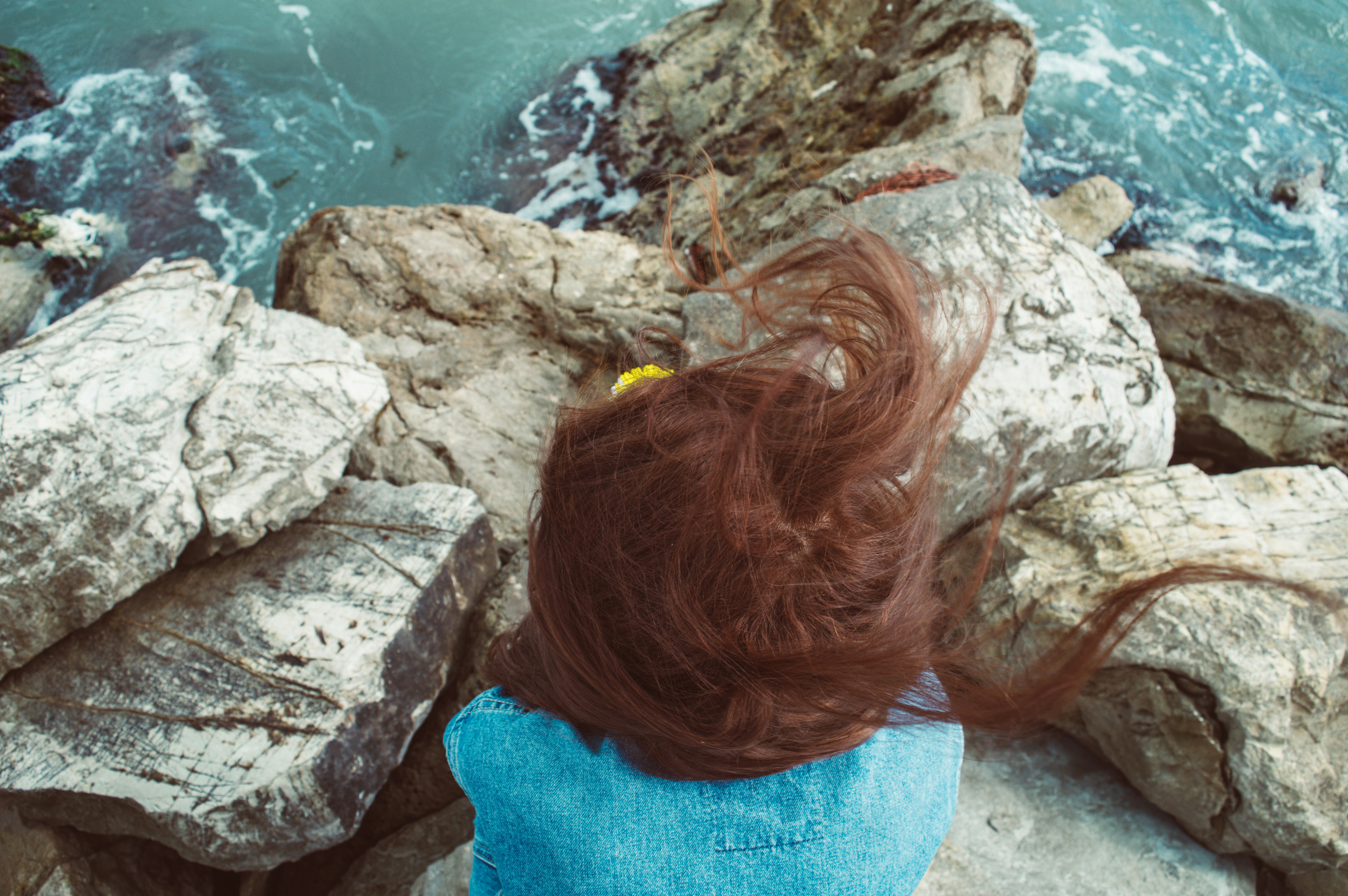 Overlooking the Ocean Drop: A Rooftop View from the Edge
