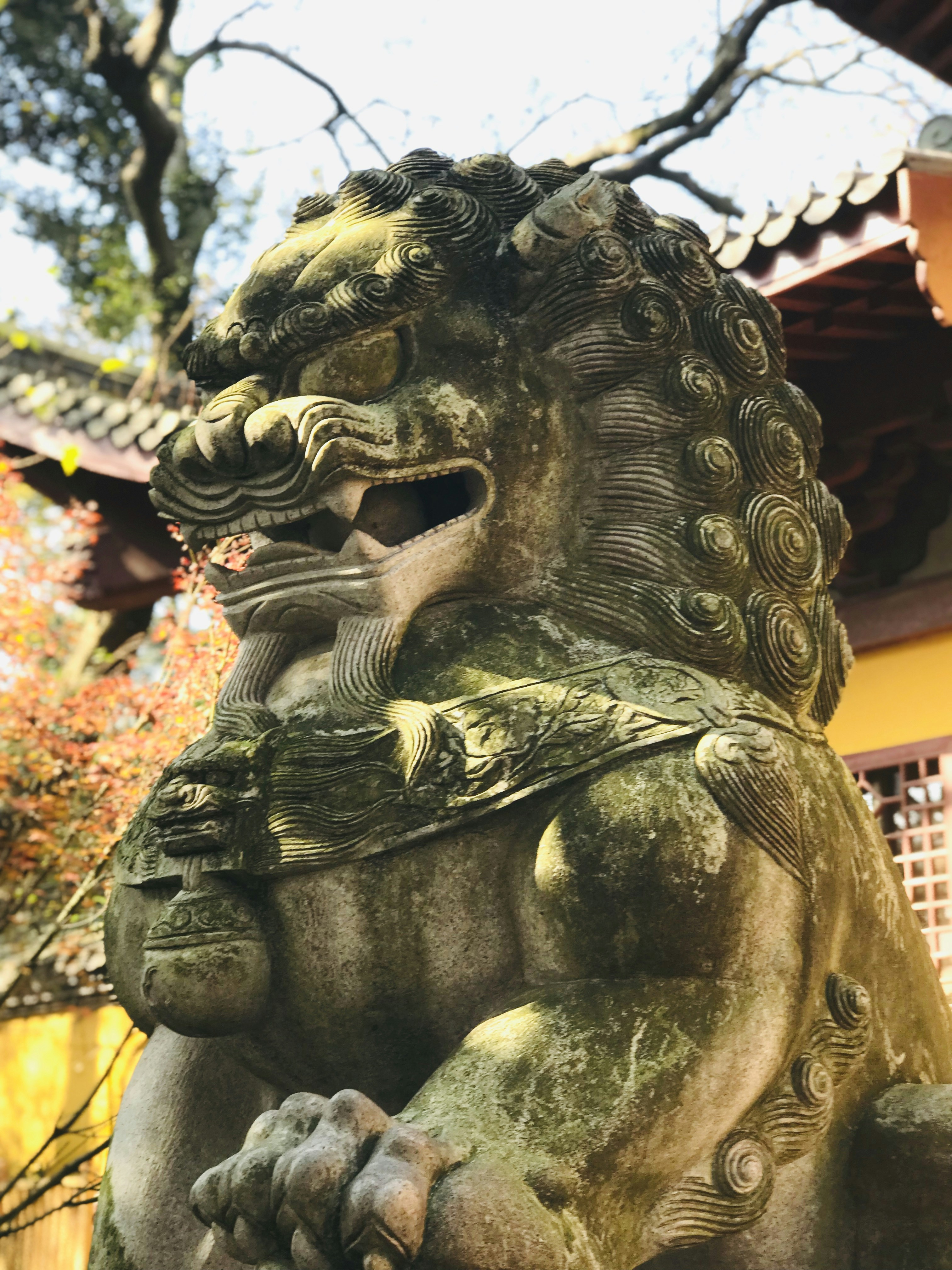 Gray fu dog statue photo – Free Building Image on Unsplash