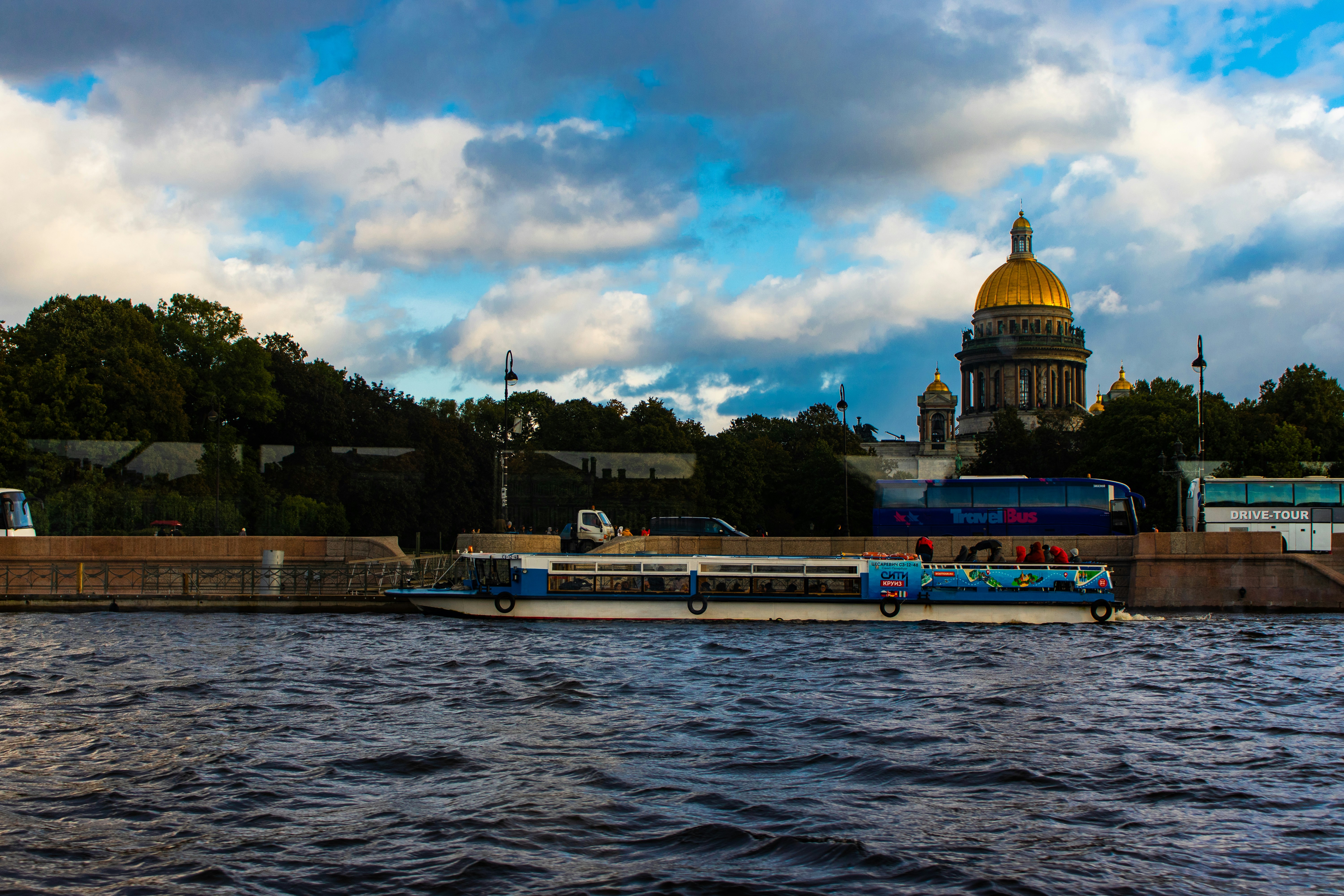Foto Barco en el cuerpo de agua cerca del muelle – Imagen Río Neva ...