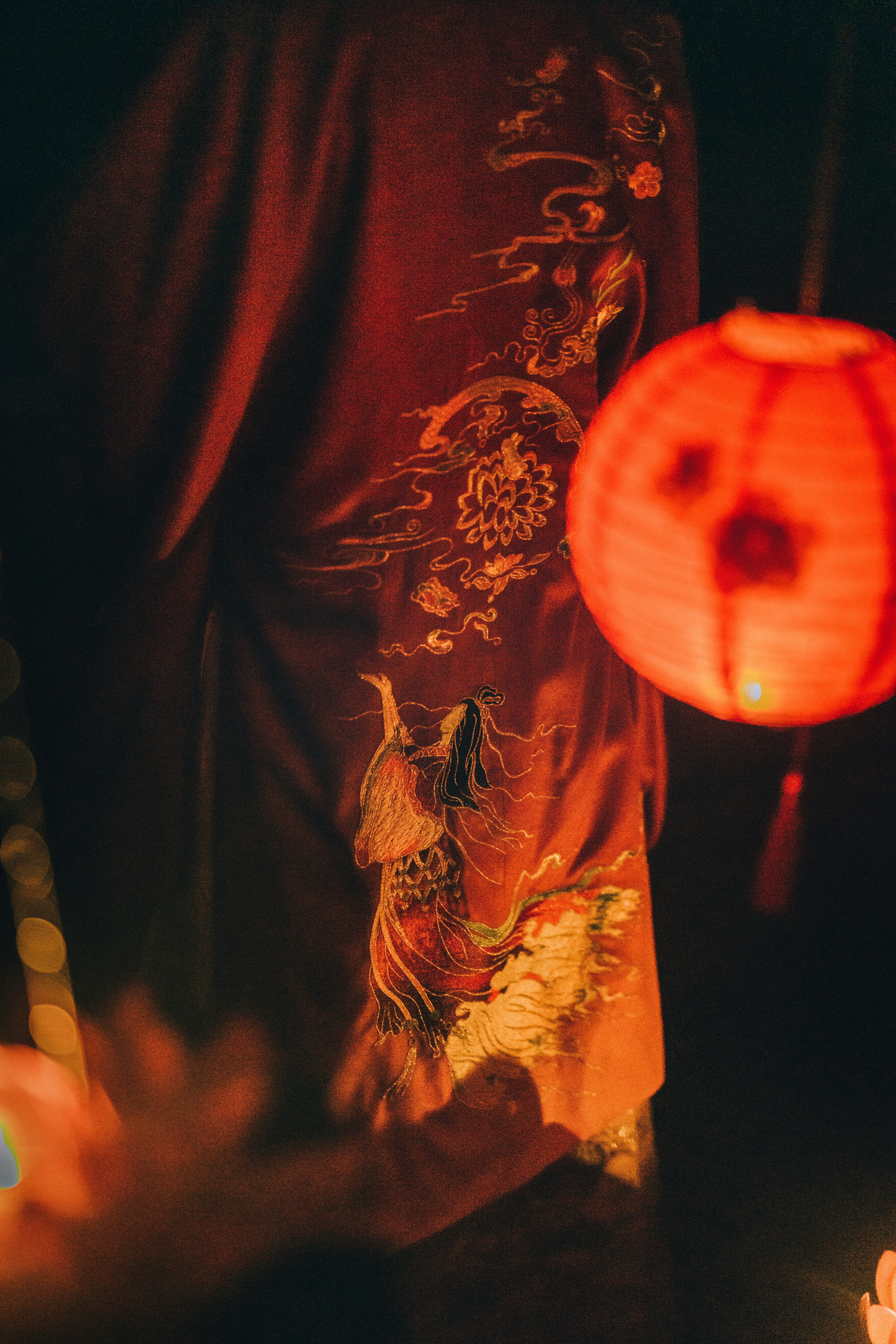 Red Lanterns and Embroidered Night: A Glowing Night Scene
