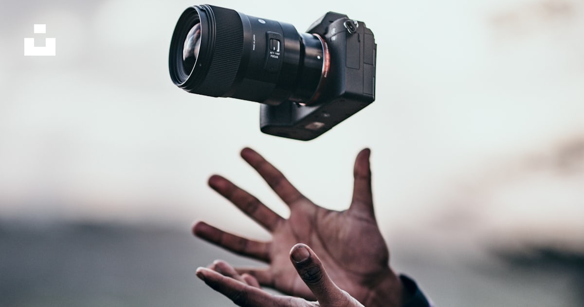 검은 Dslr 카메라를 잡기 위해 파란 드레스 셔츠를 입은 남자 사진 Unsplash의 무료 뉴질랜드 이미지