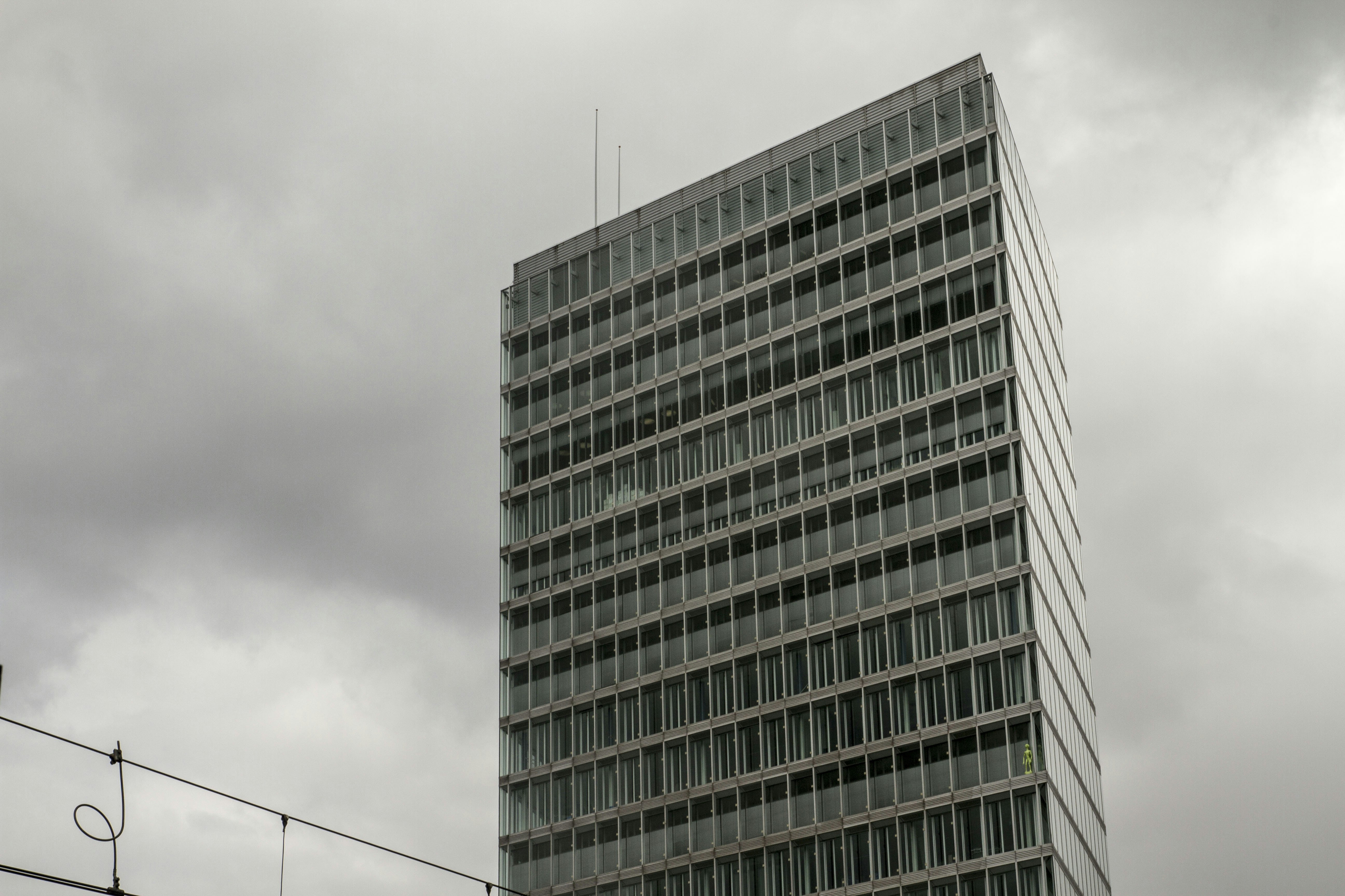 Foto Fotografía de ángulo bajo de un edificio de hormigón gris – Imagen Gris gratis en Unsplash
