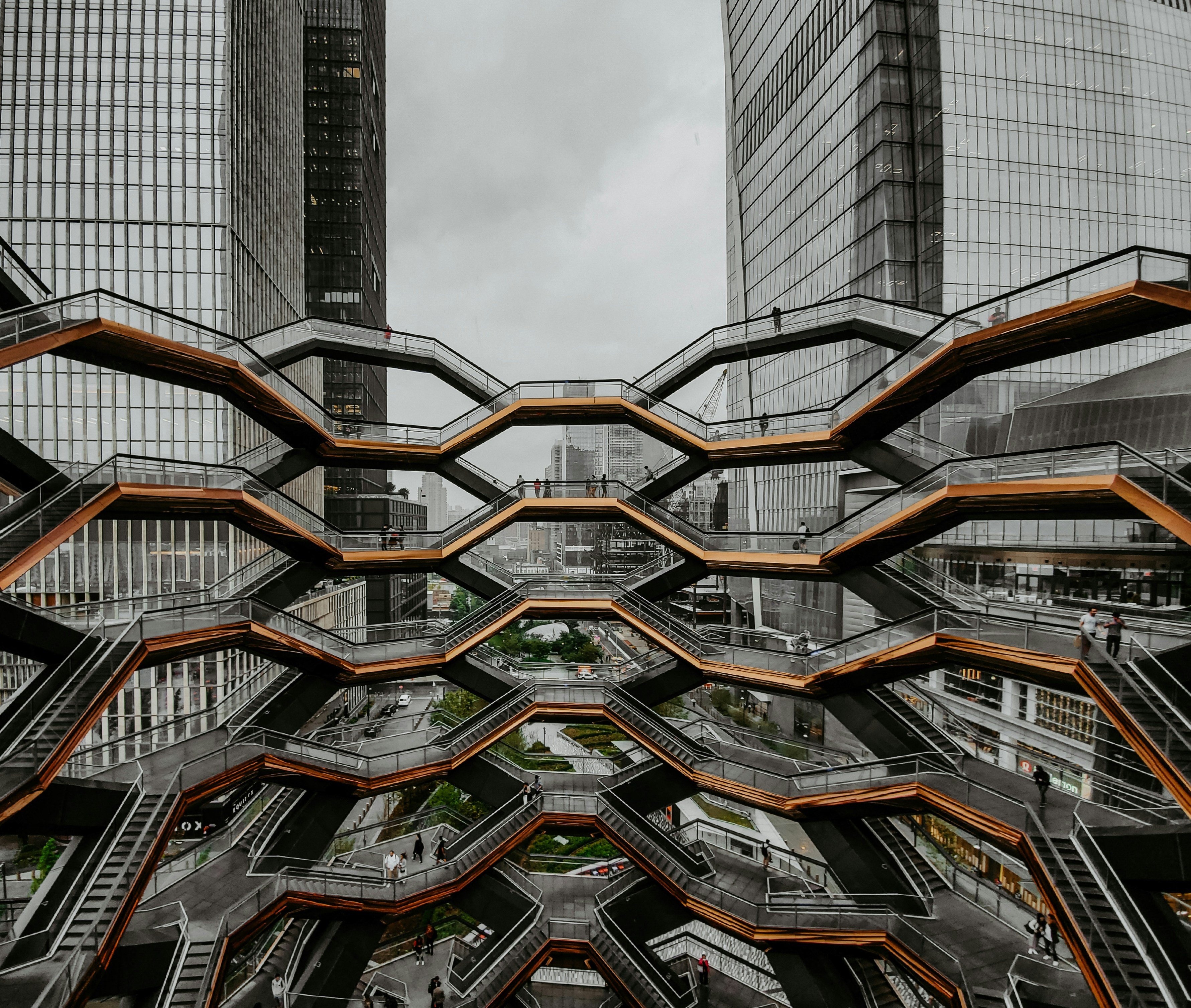 Escaleras de construcción doradas y grises foto – Imagen de Gris ...