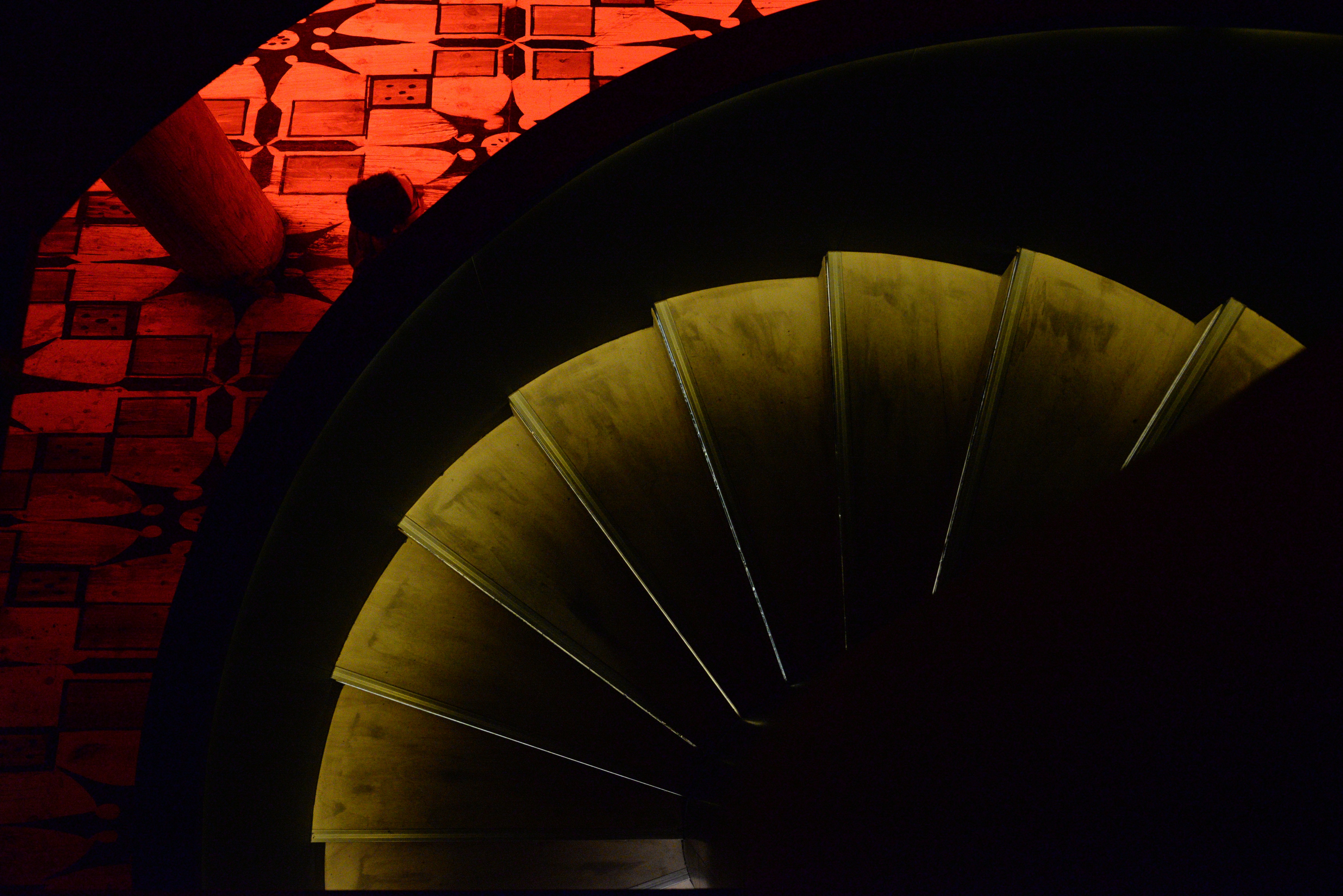 Spokes in Red and Gold: A Partial Wheel Cast in Two Lights
