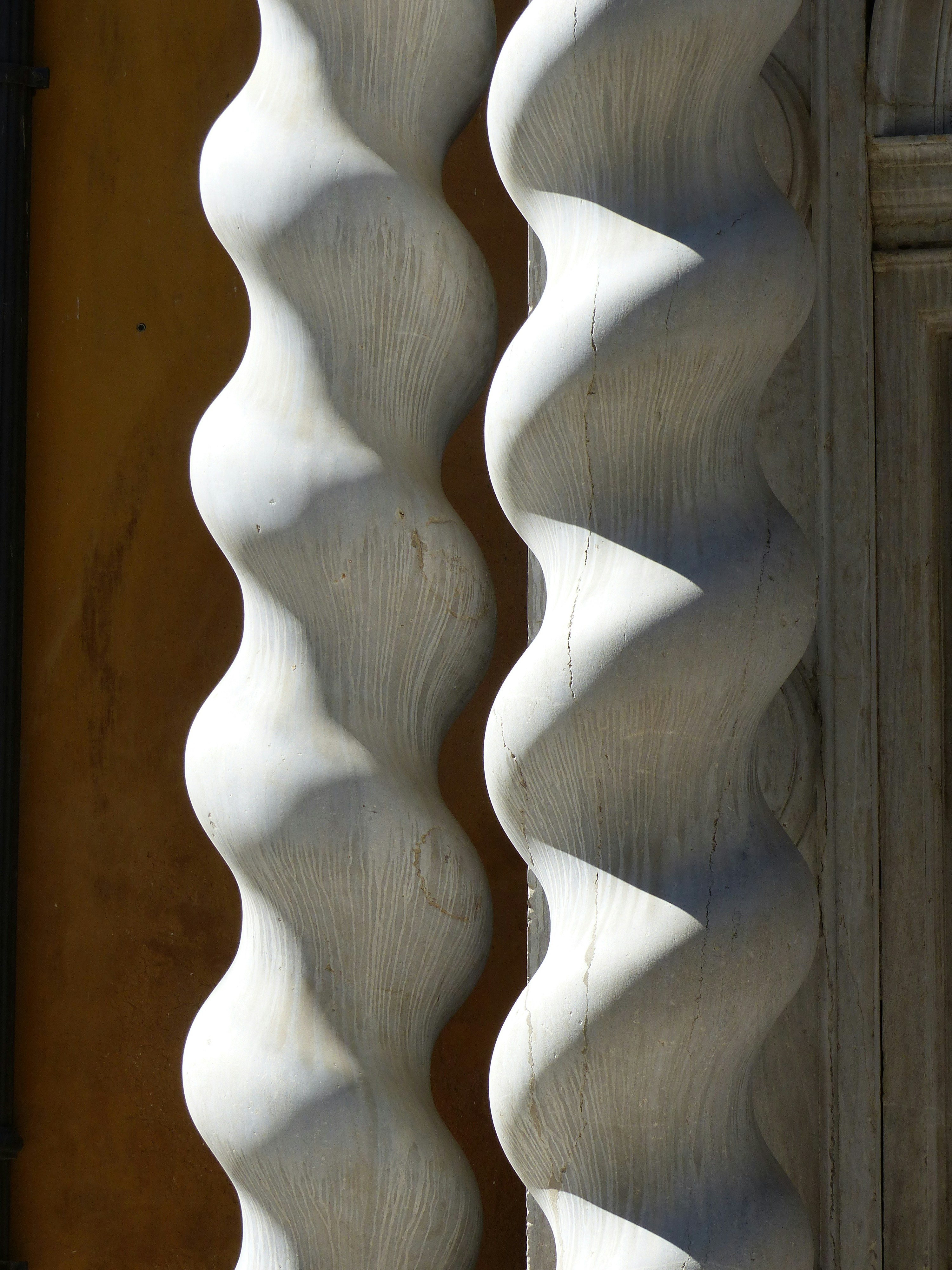 White ceramic columns photo – Free Granada Image on Unsplash