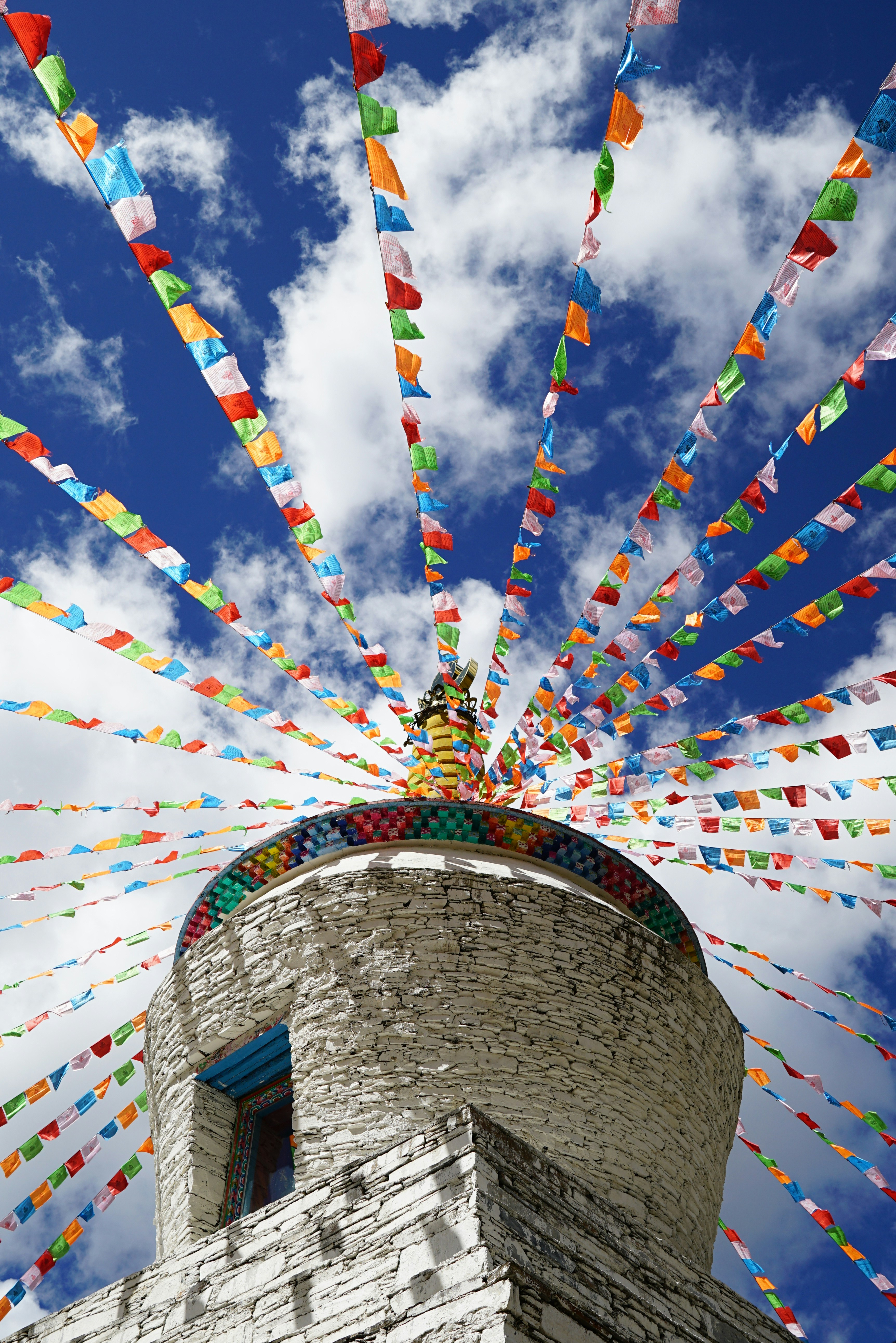Tour en béton gris avec guirlandes de fanions photo – Photo ...
