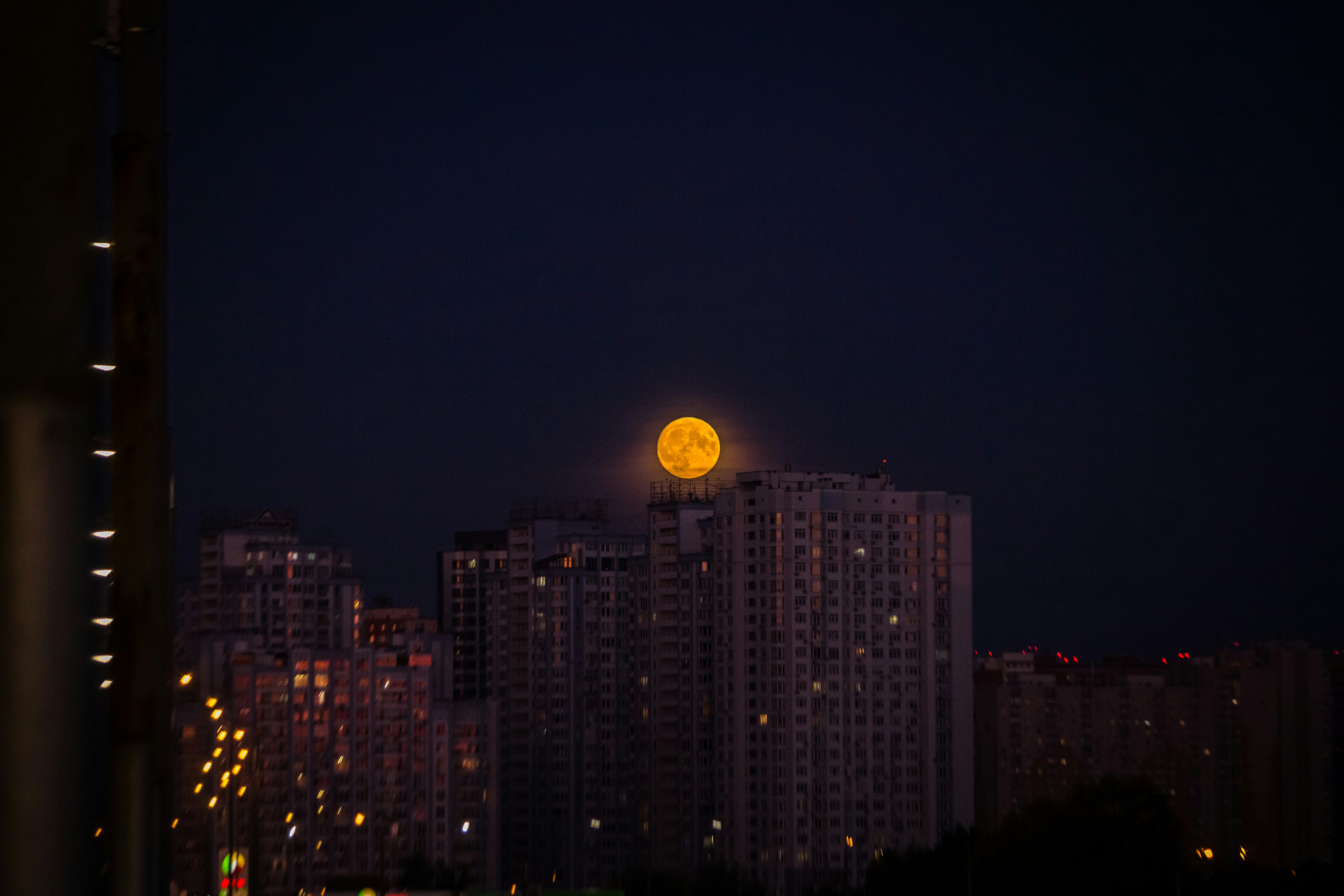 Round full moon over buildings photo – Free Space Image on Unsplash