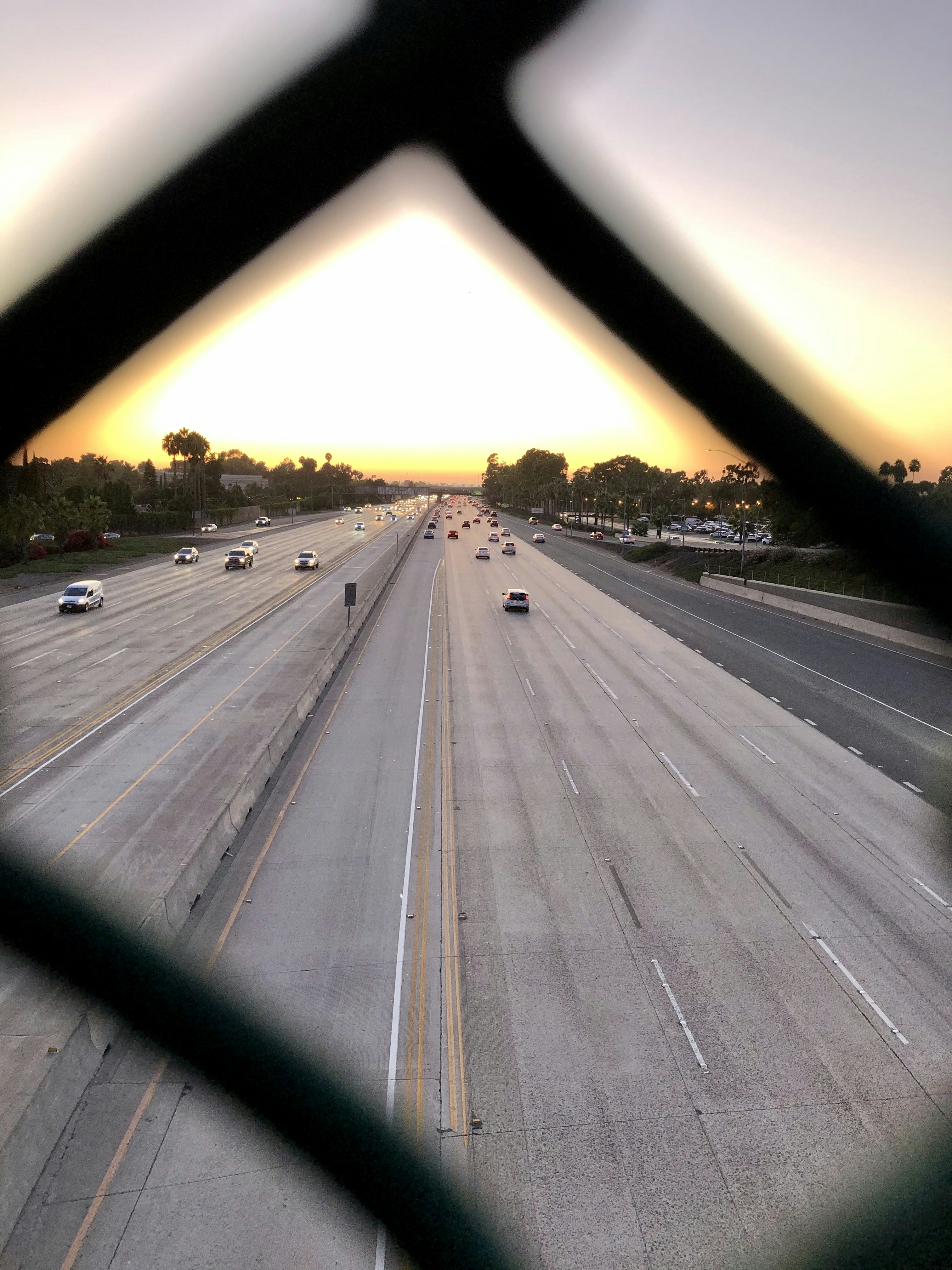 Route large avec des véhicules photo – Photo Route Gratuite sur Unsplash