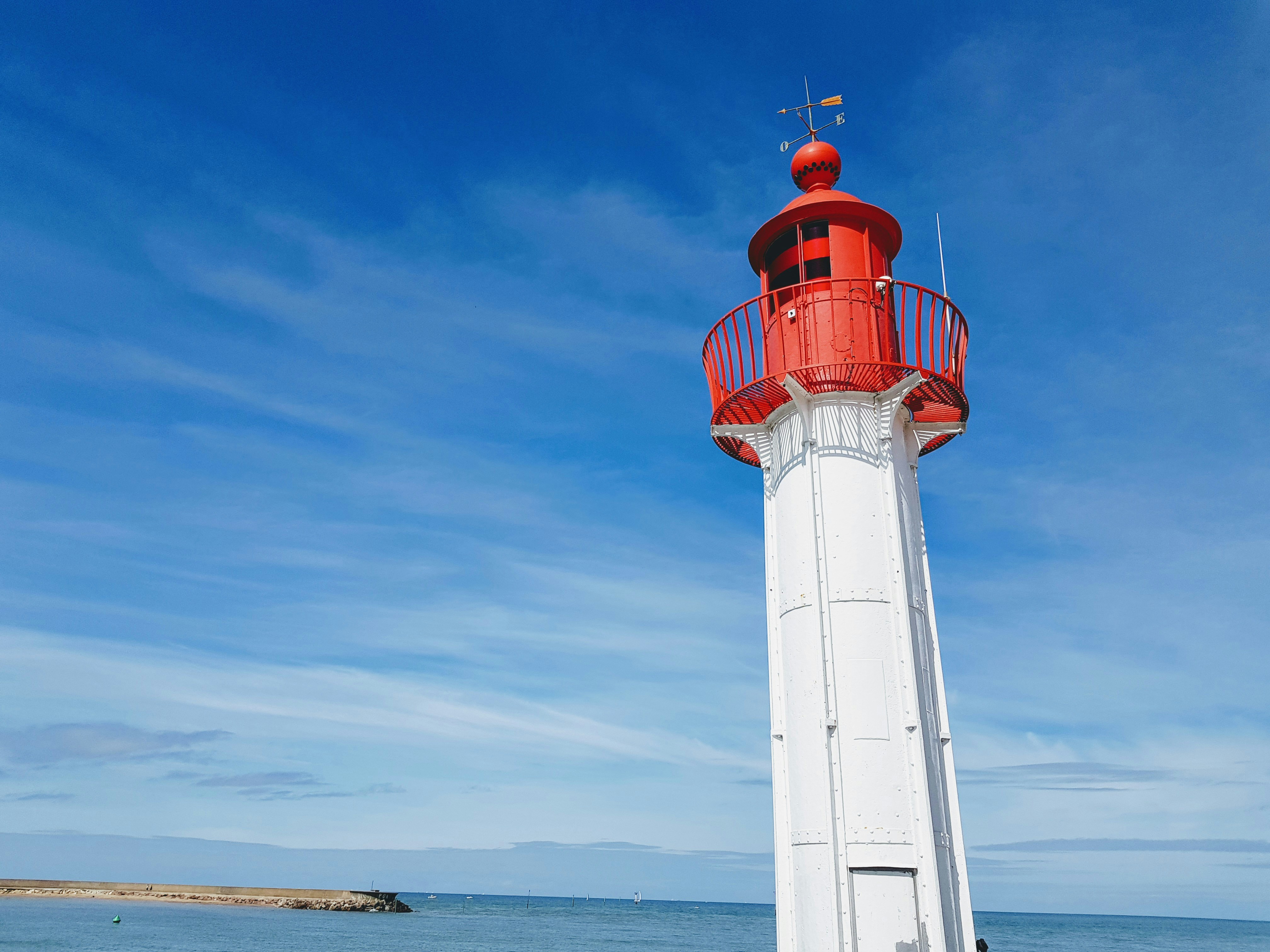 White and red tower photo – Free Lighthouse Image on Unsplash