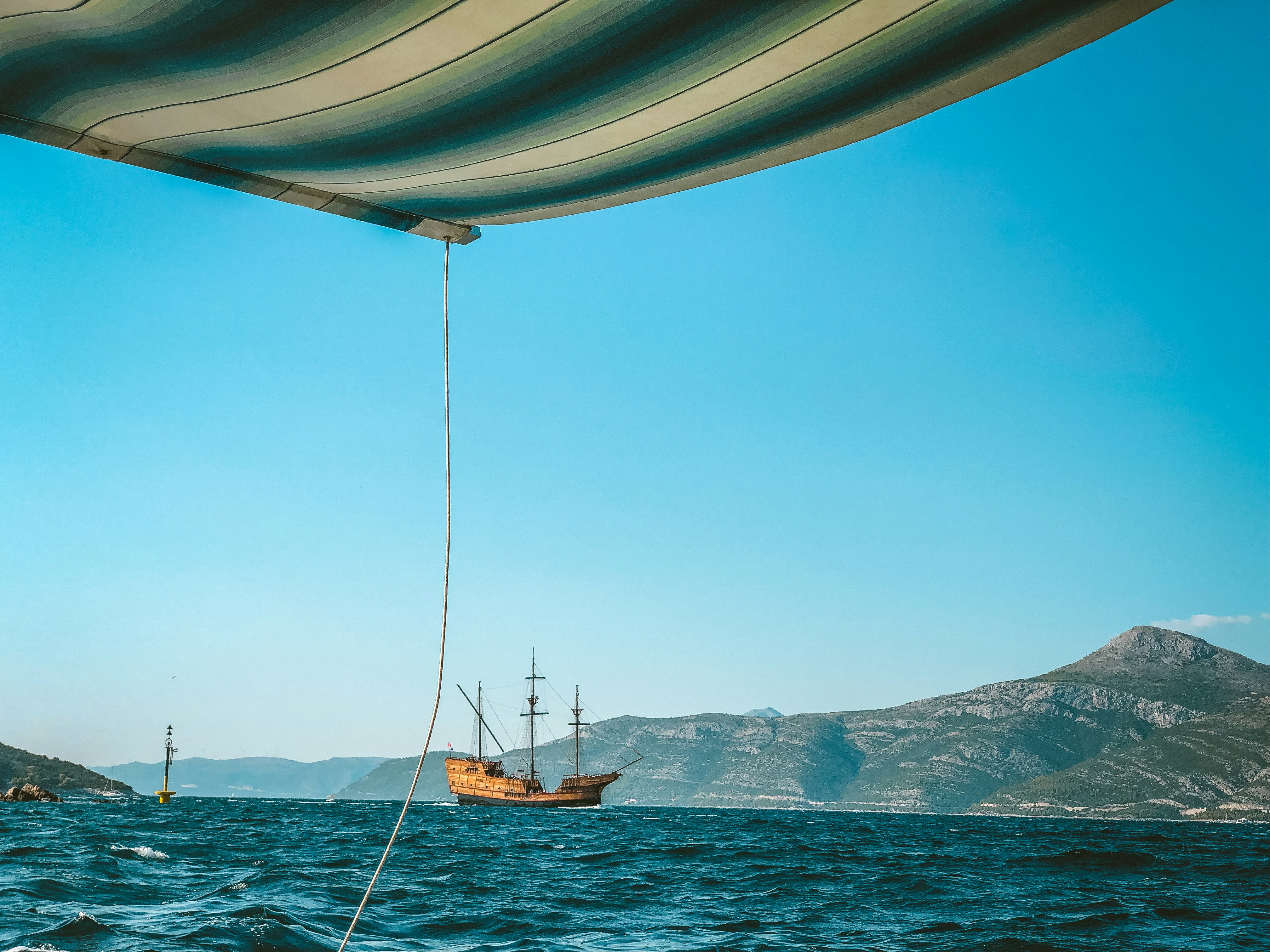 Foto Barco Clipper Marrón en el océano durante el día – Imagen Azul ...