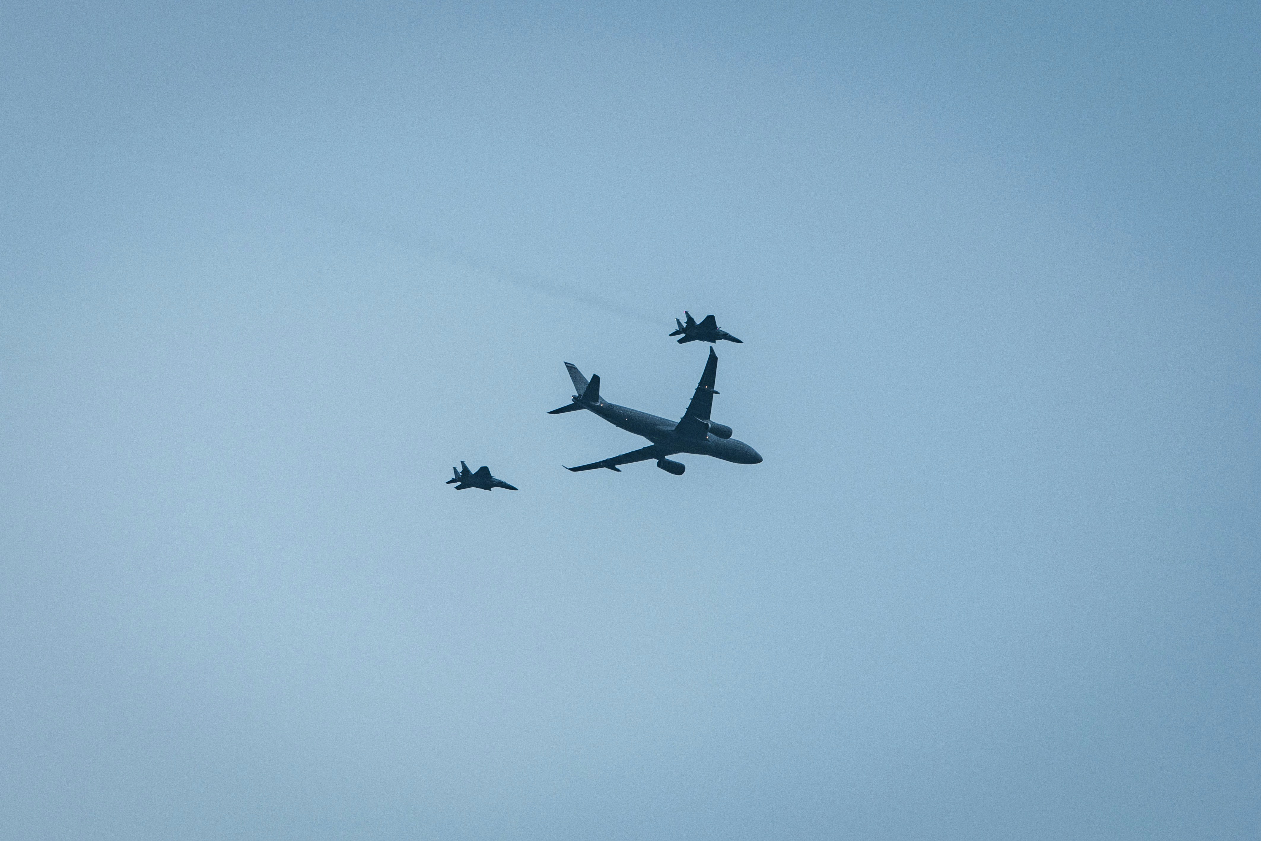 Avion bleu et blanc photo – Photo Bleu Gratuite sur Unsplash