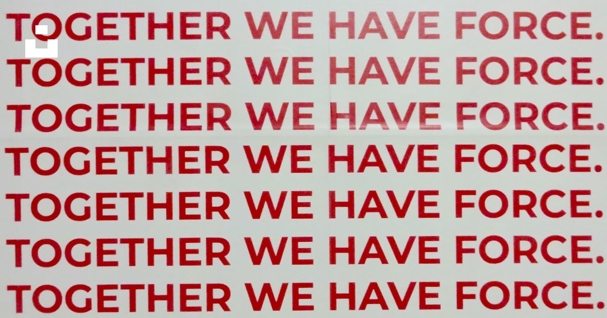 Ensemble, nous avons une superposition de texte de force sur fond blanc ... Ensemble, nous avons une superposition de texte de force sur fond blanc ...