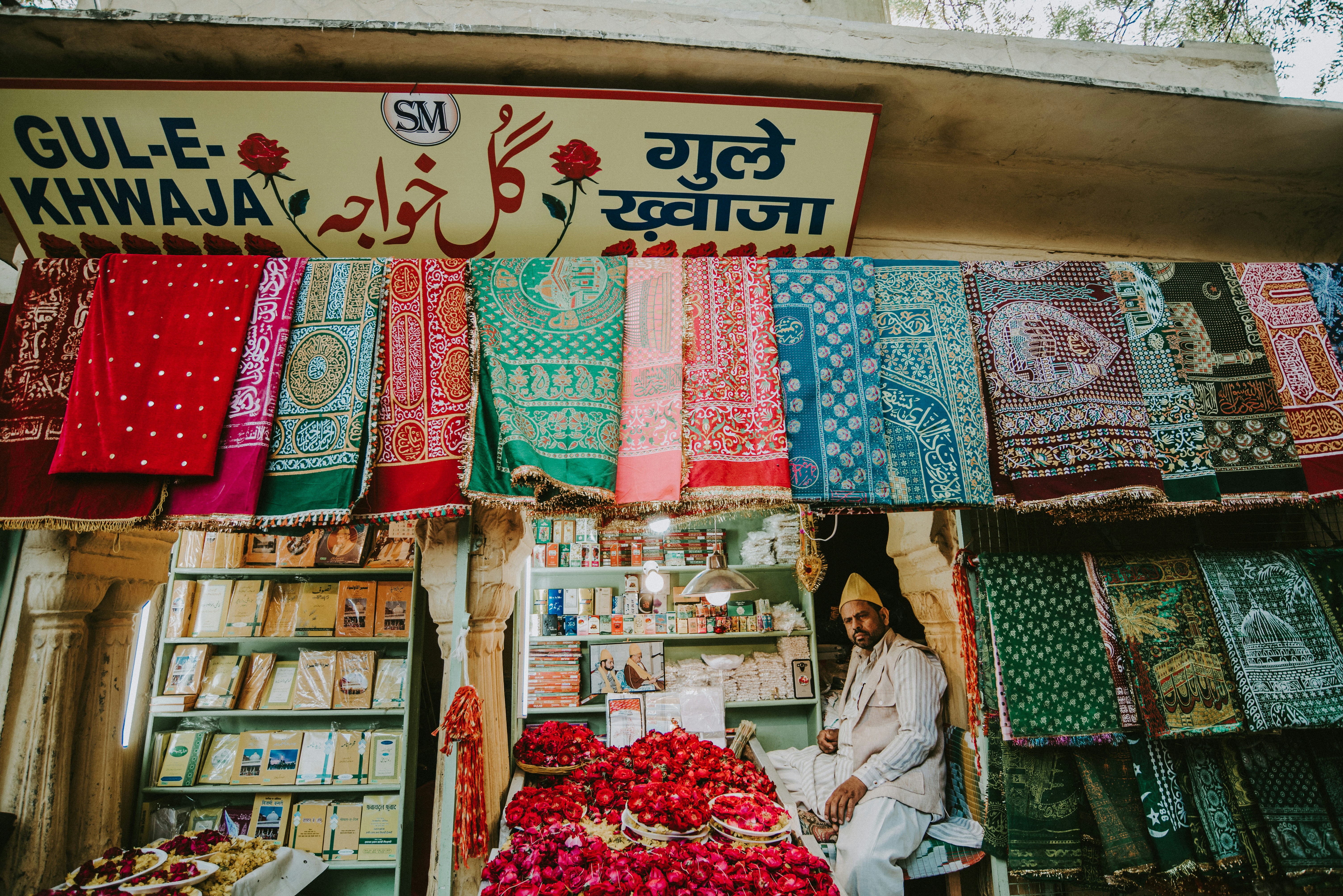 Assorted-color dupatta display photo – Free Shelf Image on Unsplash