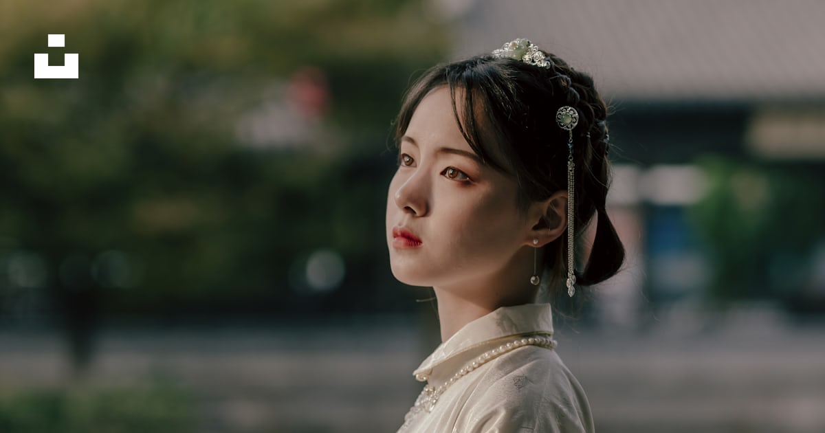 흰 기모노를 입은 여자 사진 Unsplash의 무료 유행 이미지