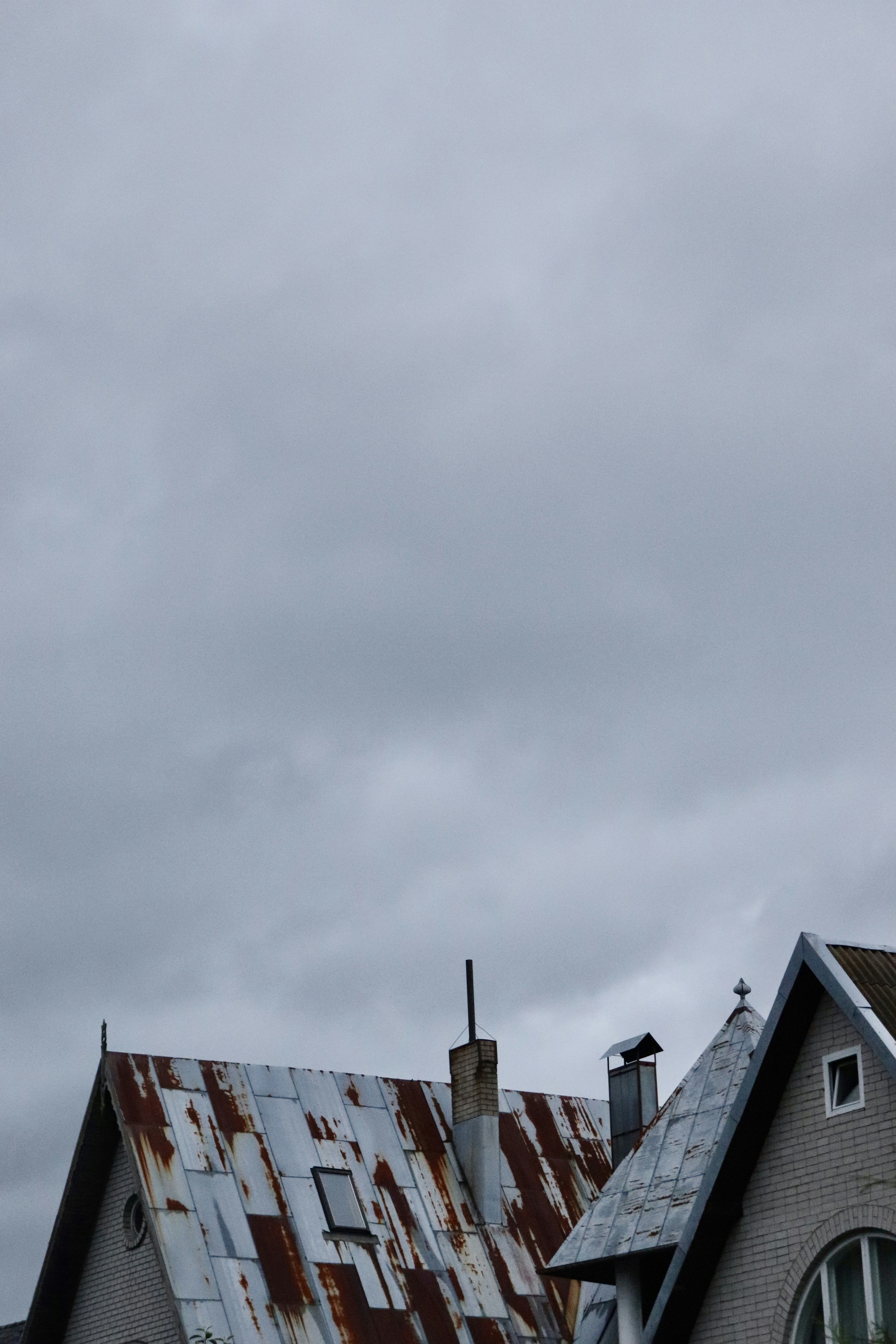 Edificio de hormigón negro y marrón foto – Imagen de Gris gratuita en ...