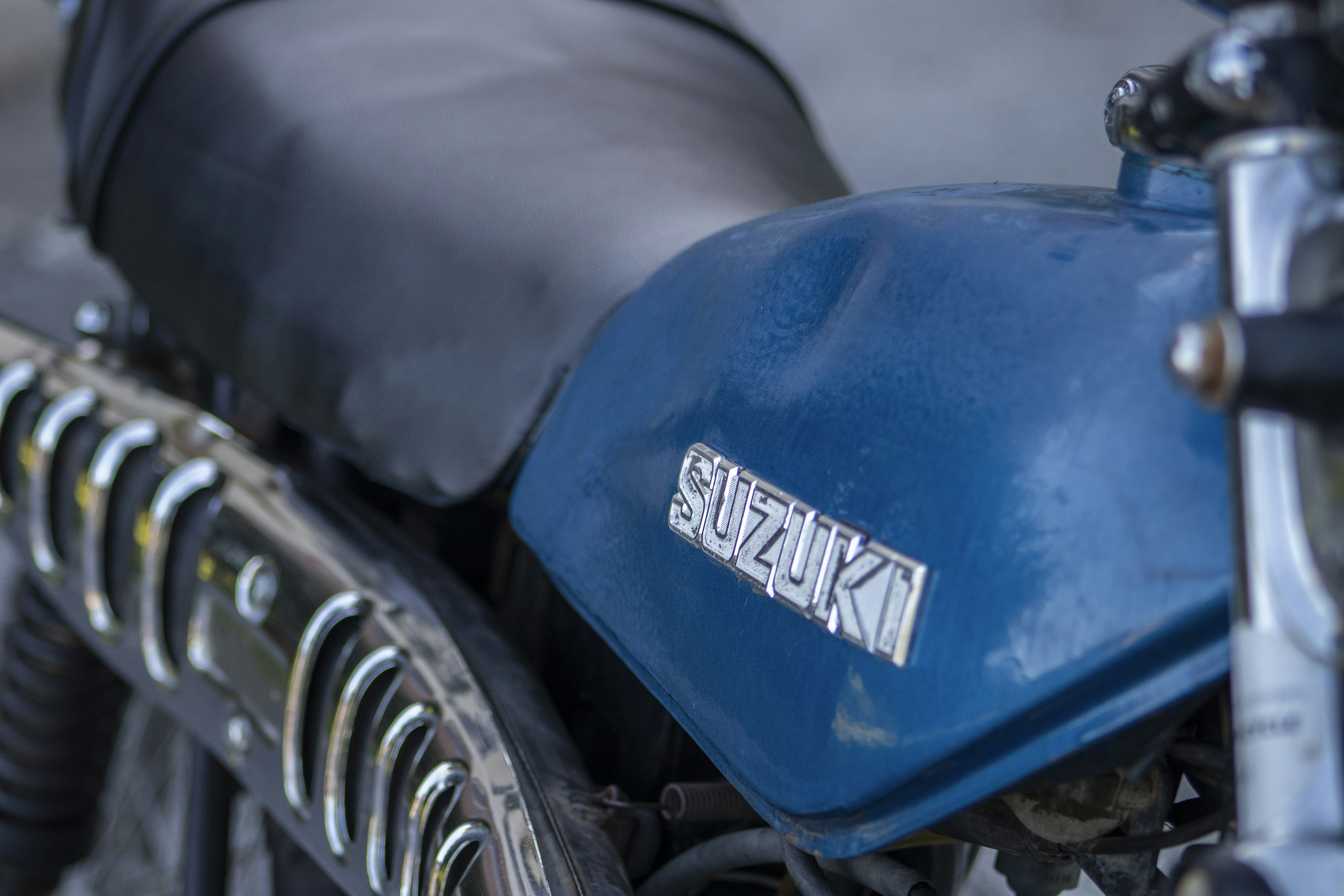 Motocicleta Suzuki backbone azul foto – Imagen de Azul gratuita en Unsplash