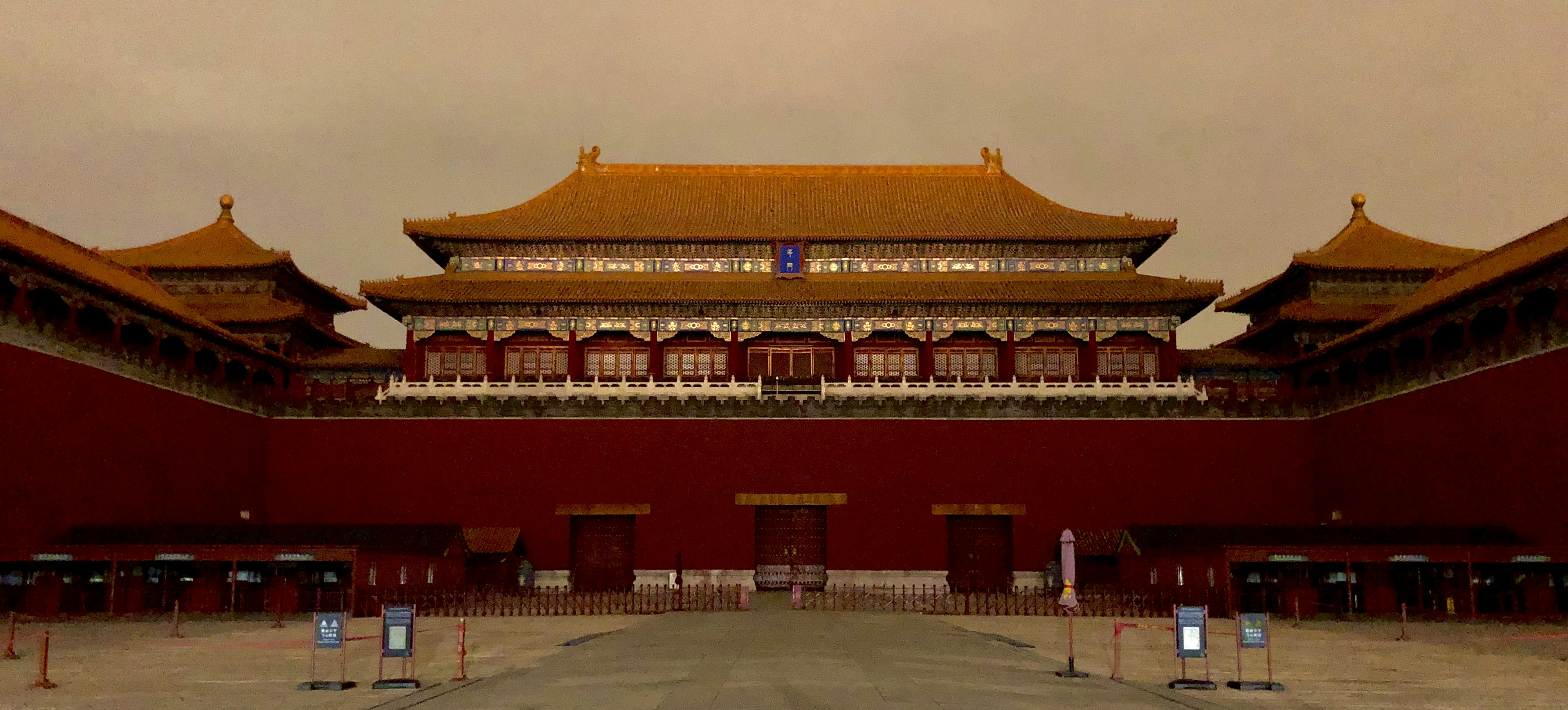 Dusk over the Meridian Gate: Silent Symmetry of the Forbidden City