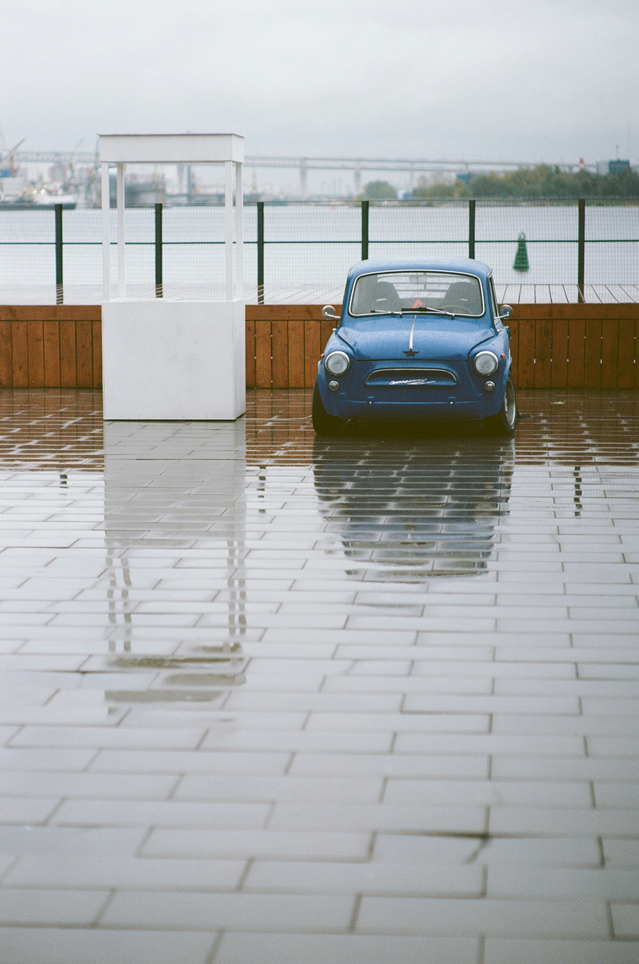 Foto Vehículo azul estacionado junto al puesto blanco – Imagen Gris ...