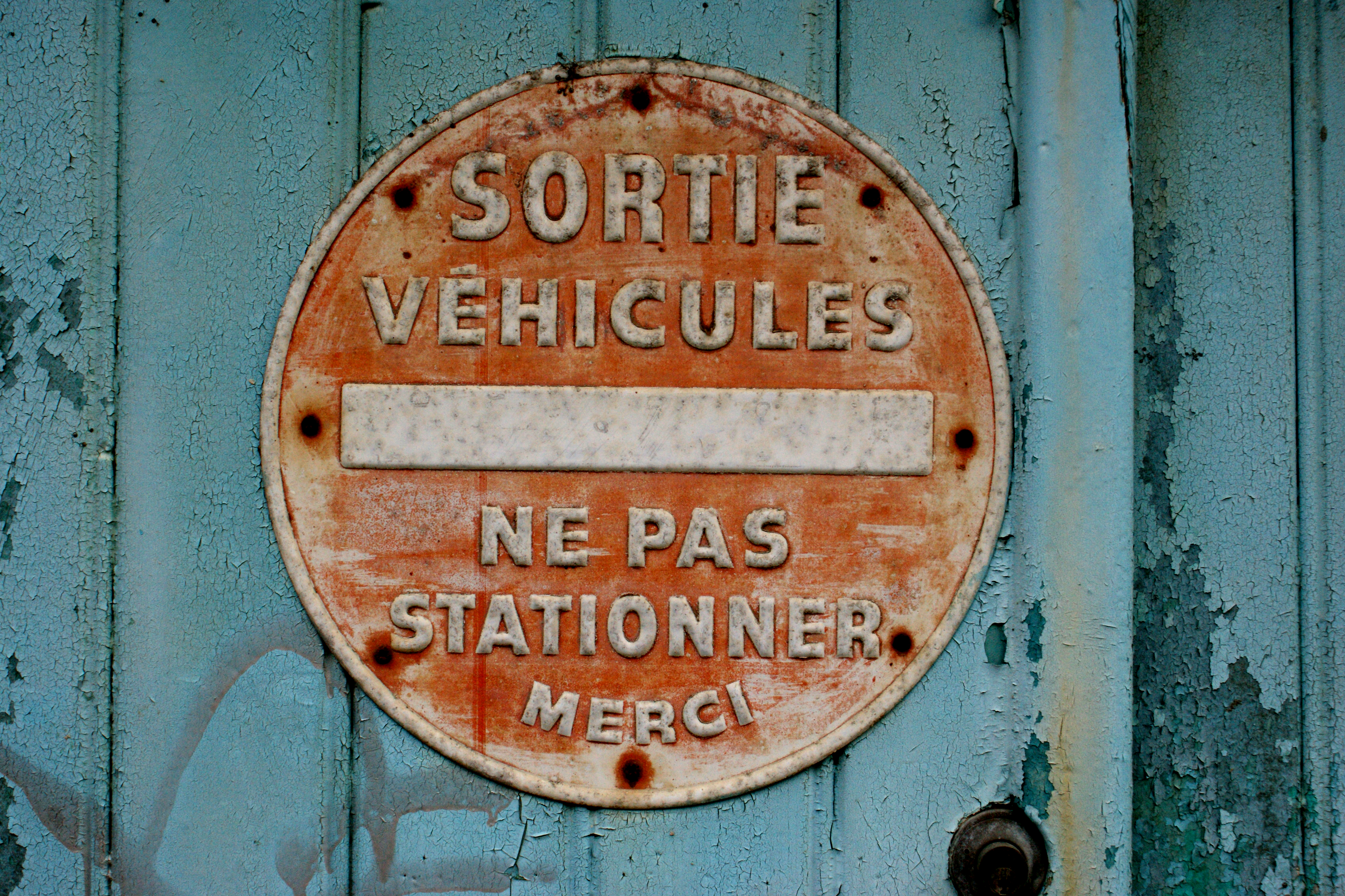 Sortie vehicules signage photo – Free Paris Image on Unsplash