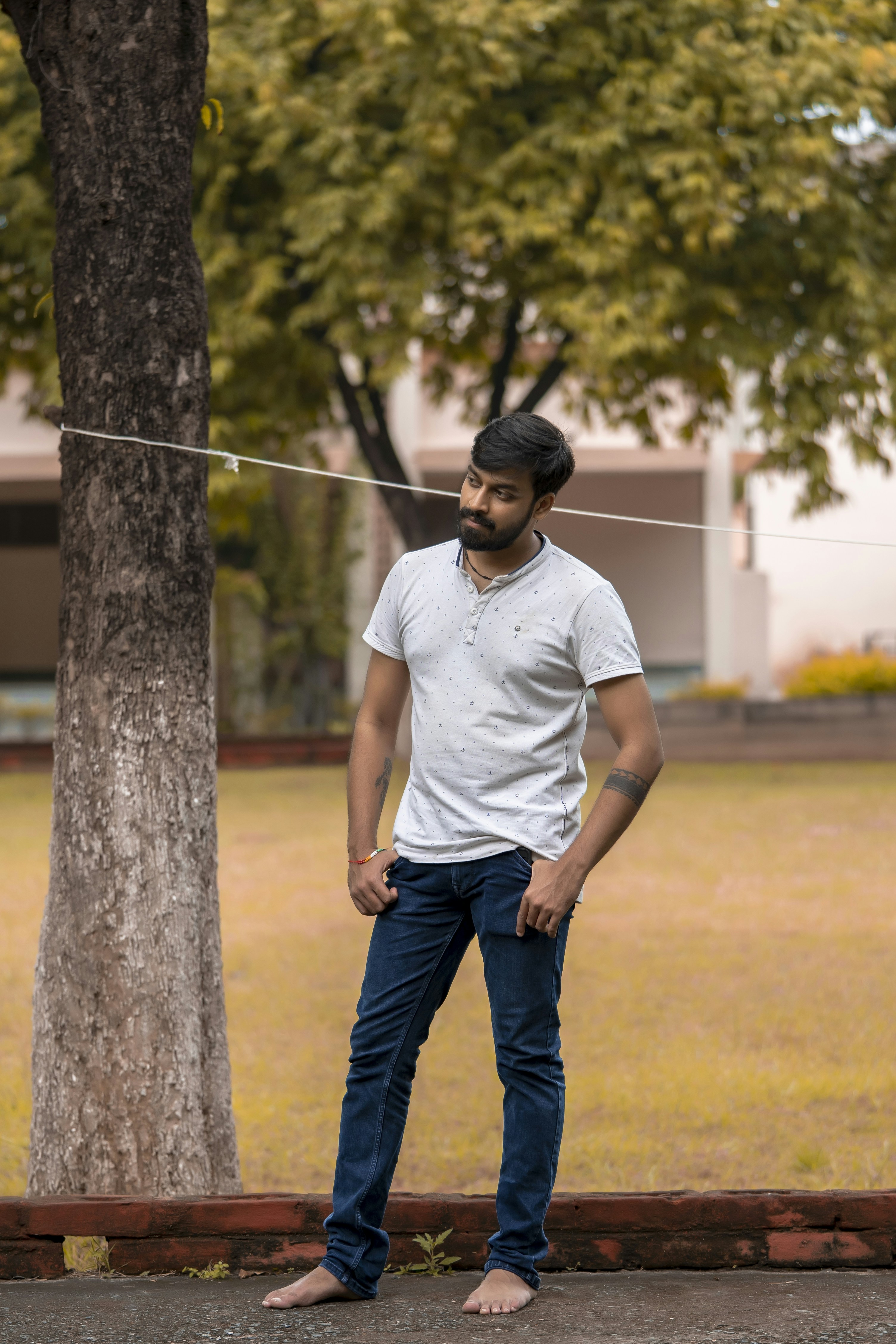 Foto Hombre a pie a la par – Imagen Árbol gratis en Unsplash