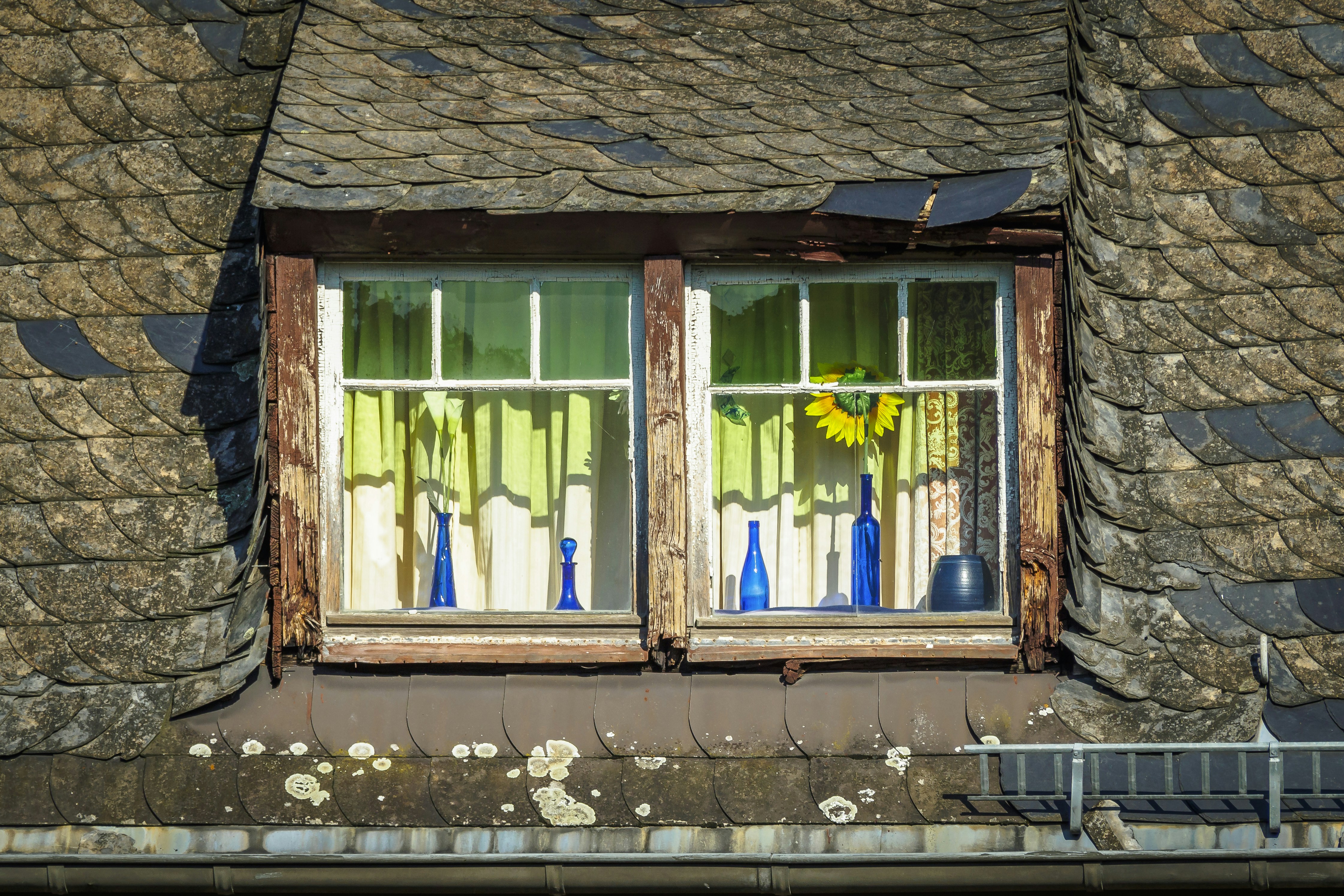 Brown wooden window frames photo – Free Cochem Image on Unsplash
