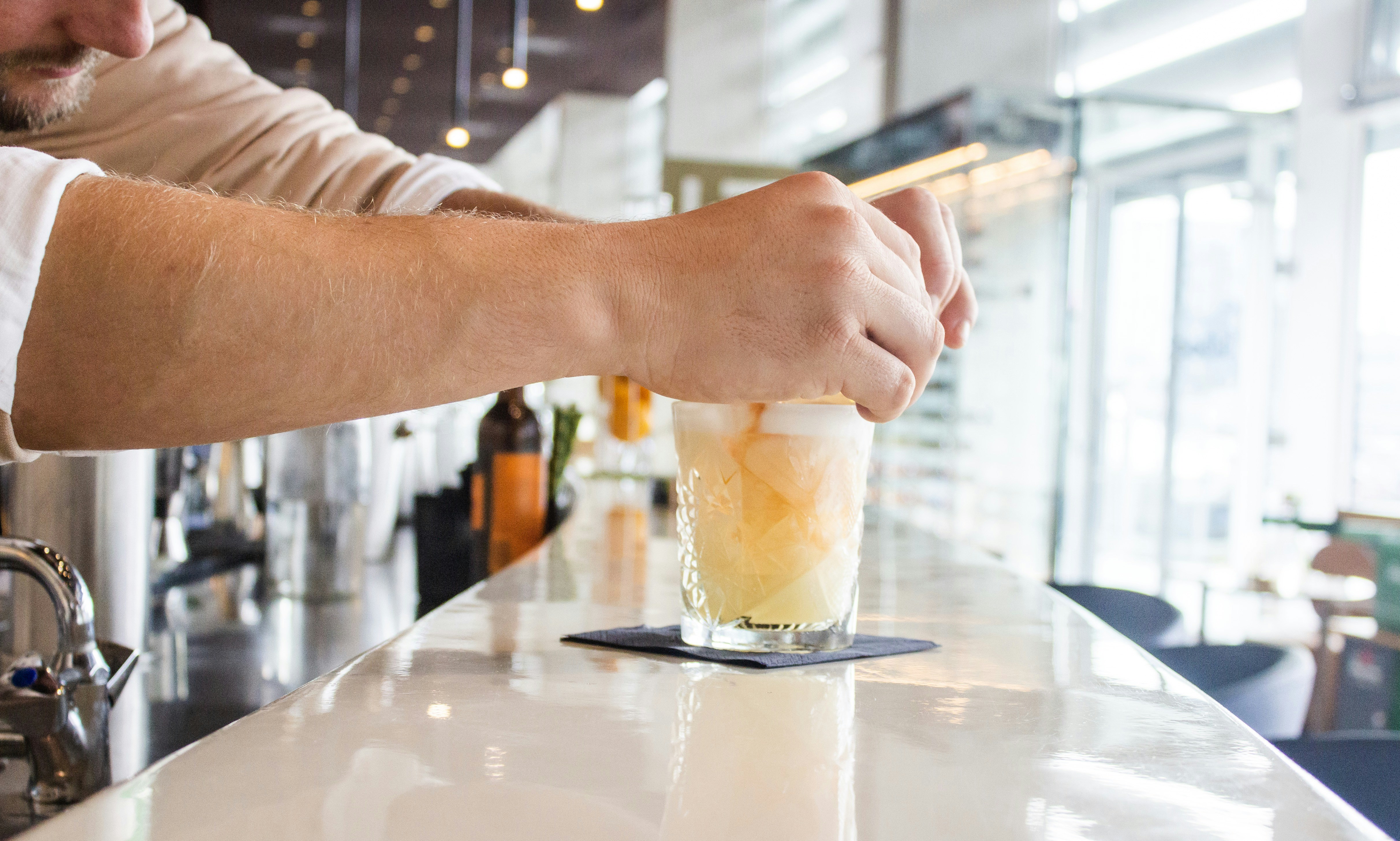 Foto Vaso transparente para beber en el mostrador del restaurante ...