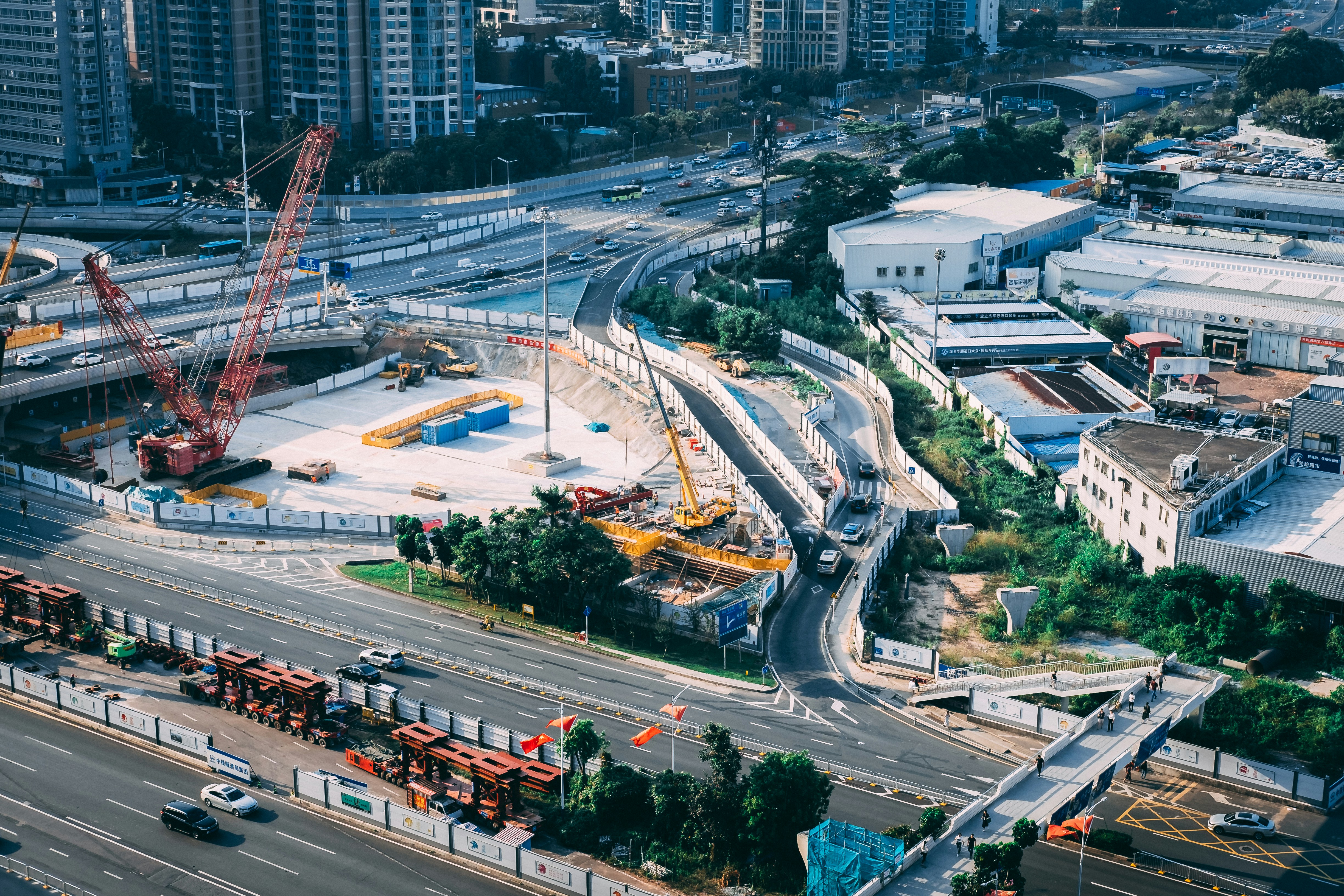 Crane Lattice Over a Ribbon Highway: An Aerial Construction Vista