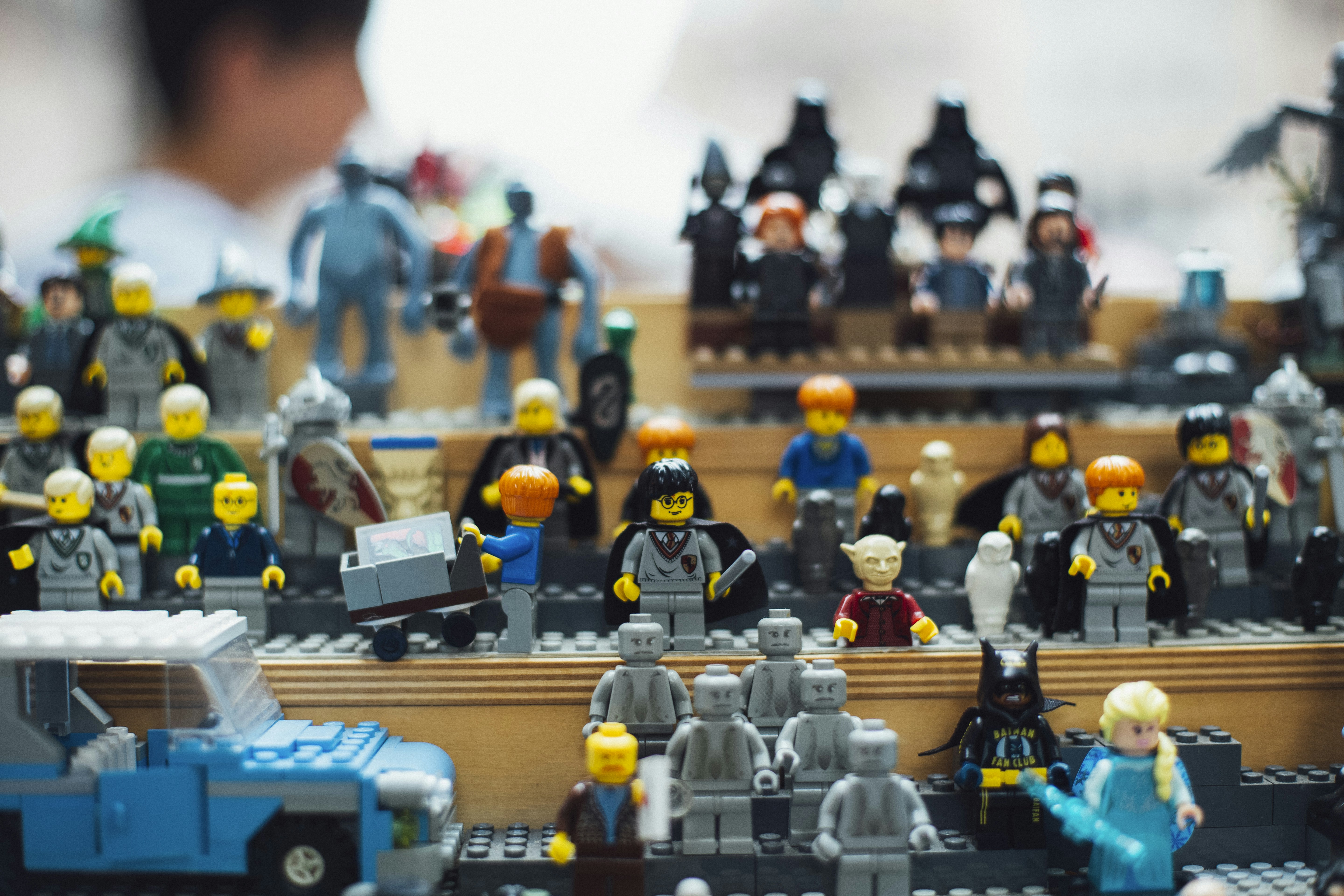 A bunch of legos that are on a table photo – Free Toy Image on Unsplash
