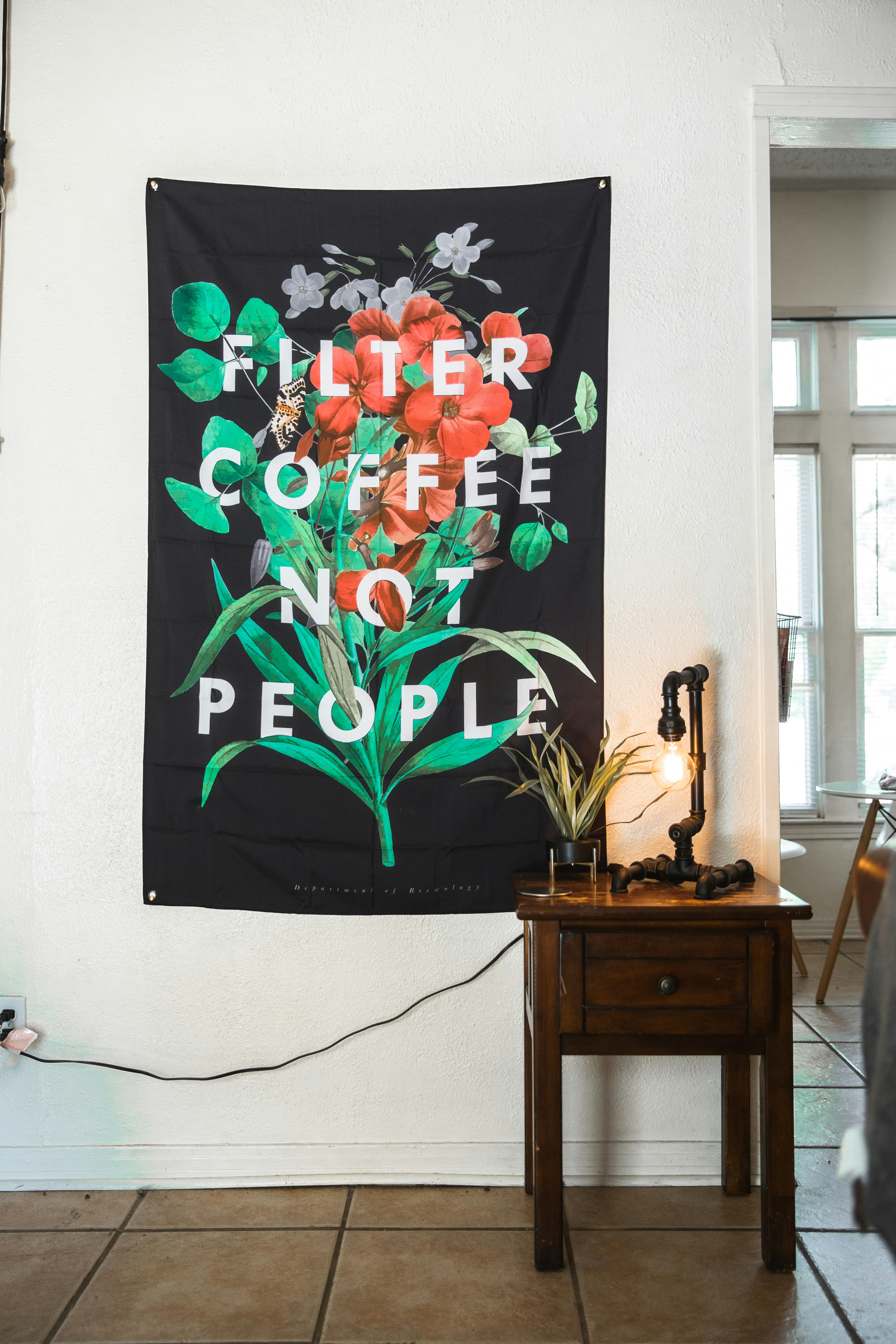 Banner floral multicolor en la pared foto – Imagen de Texto gratuita en ...