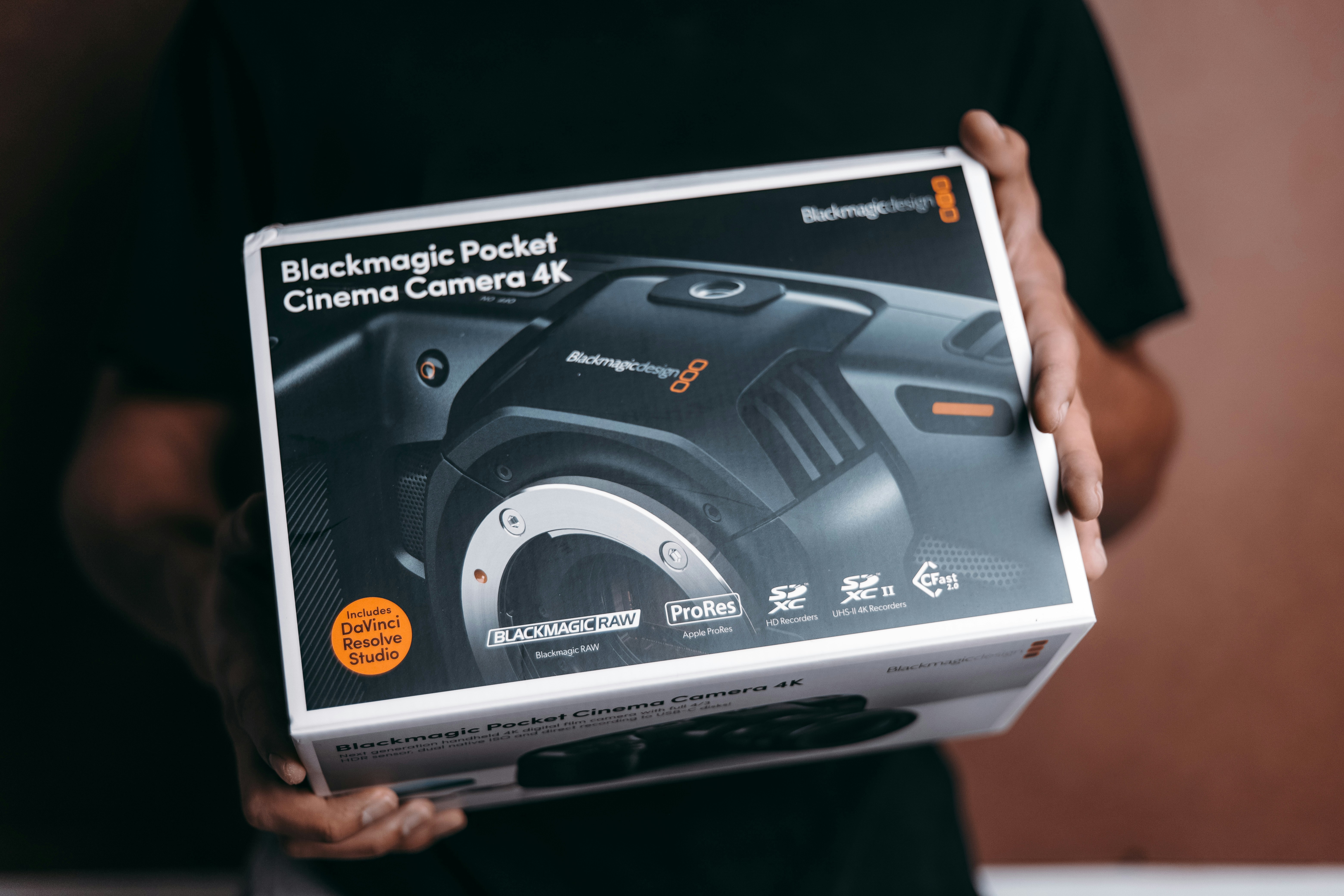 Foto Caja de la cámara de cine Blackmagic Pocket 4K negra – Imagen Gris ...